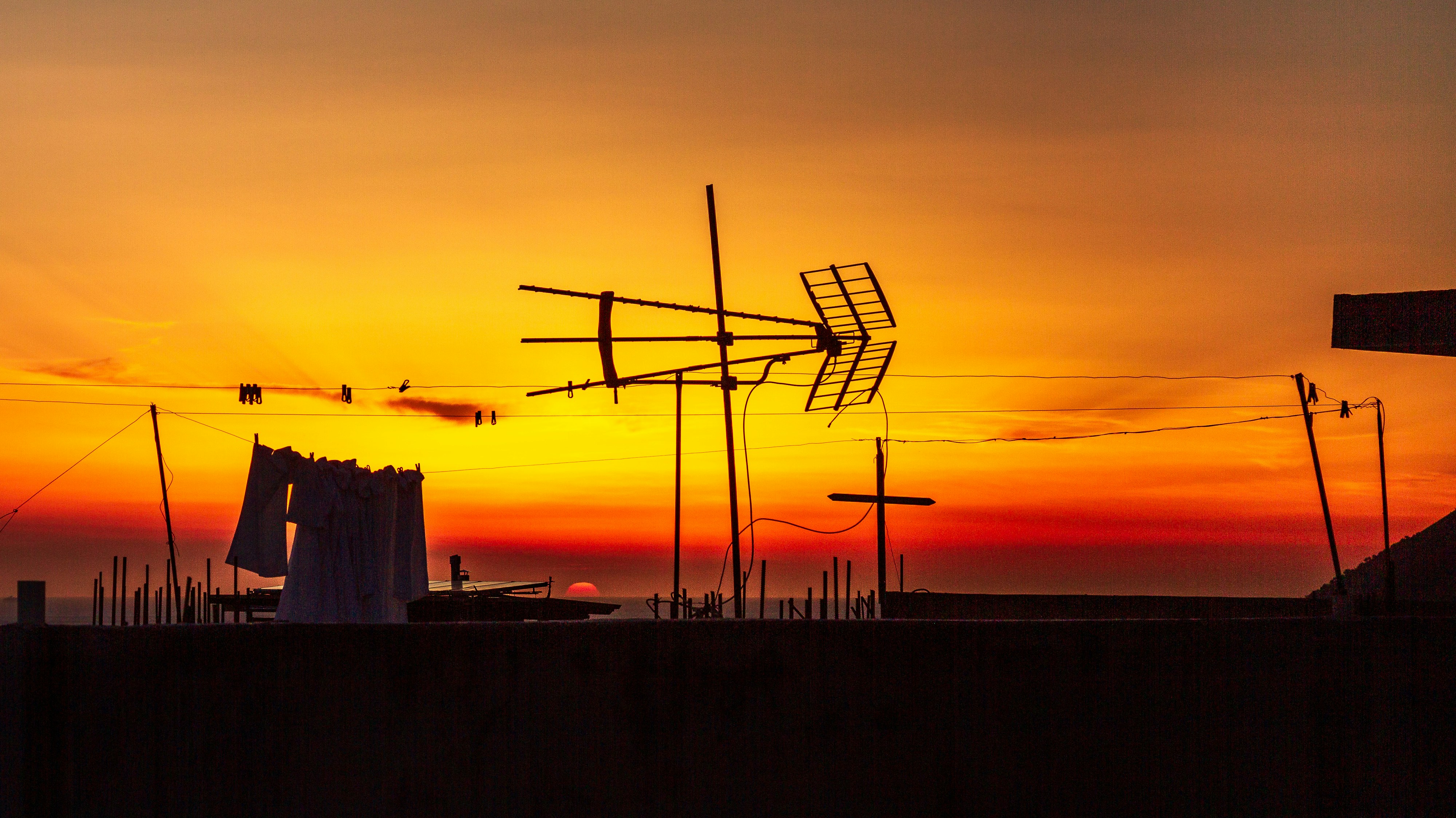 Silhouette Antennas at Dusk: A Rooftop Serenade