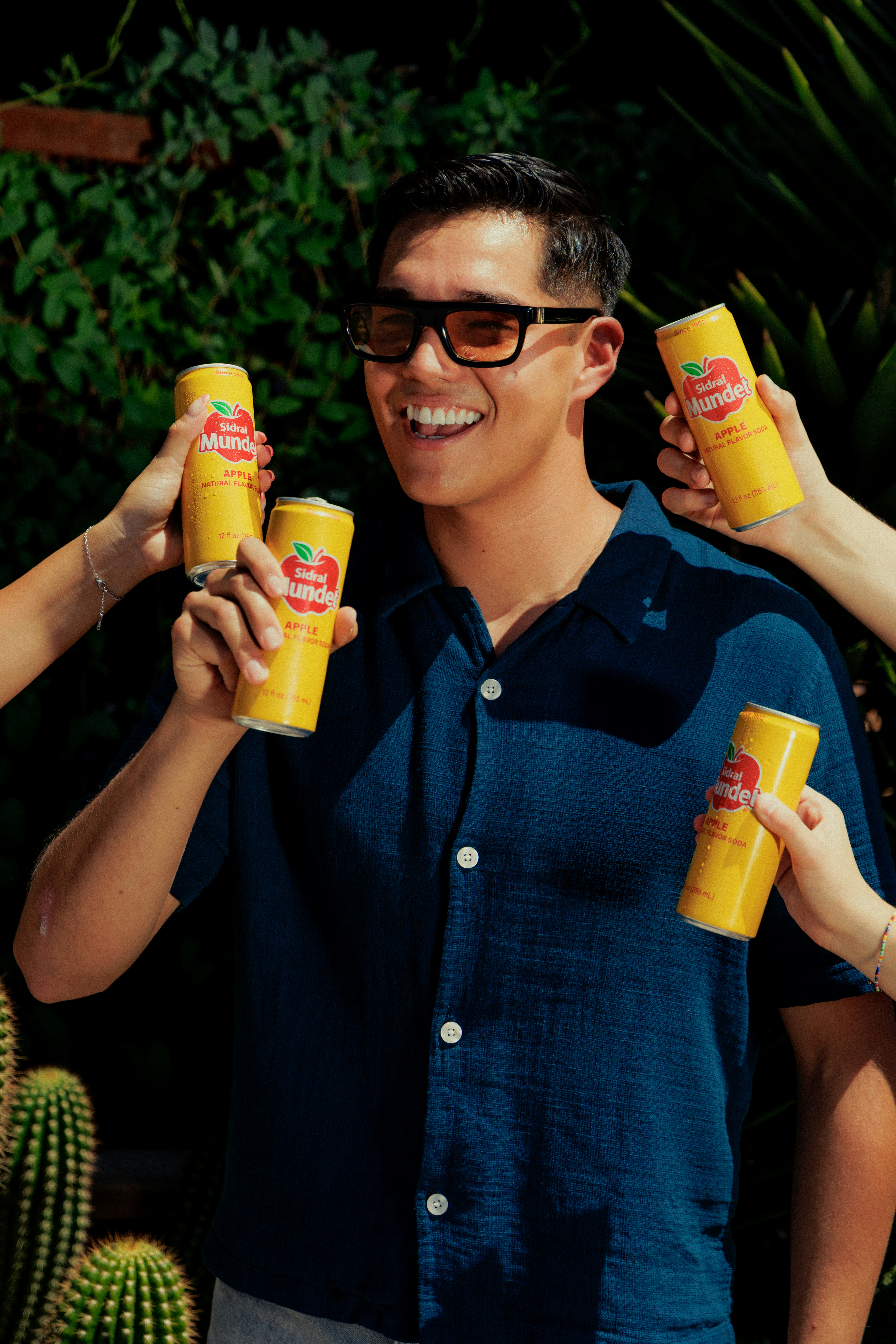 Smiling Lead with Citrus Cheer: Friends Flaunting Munkel cans