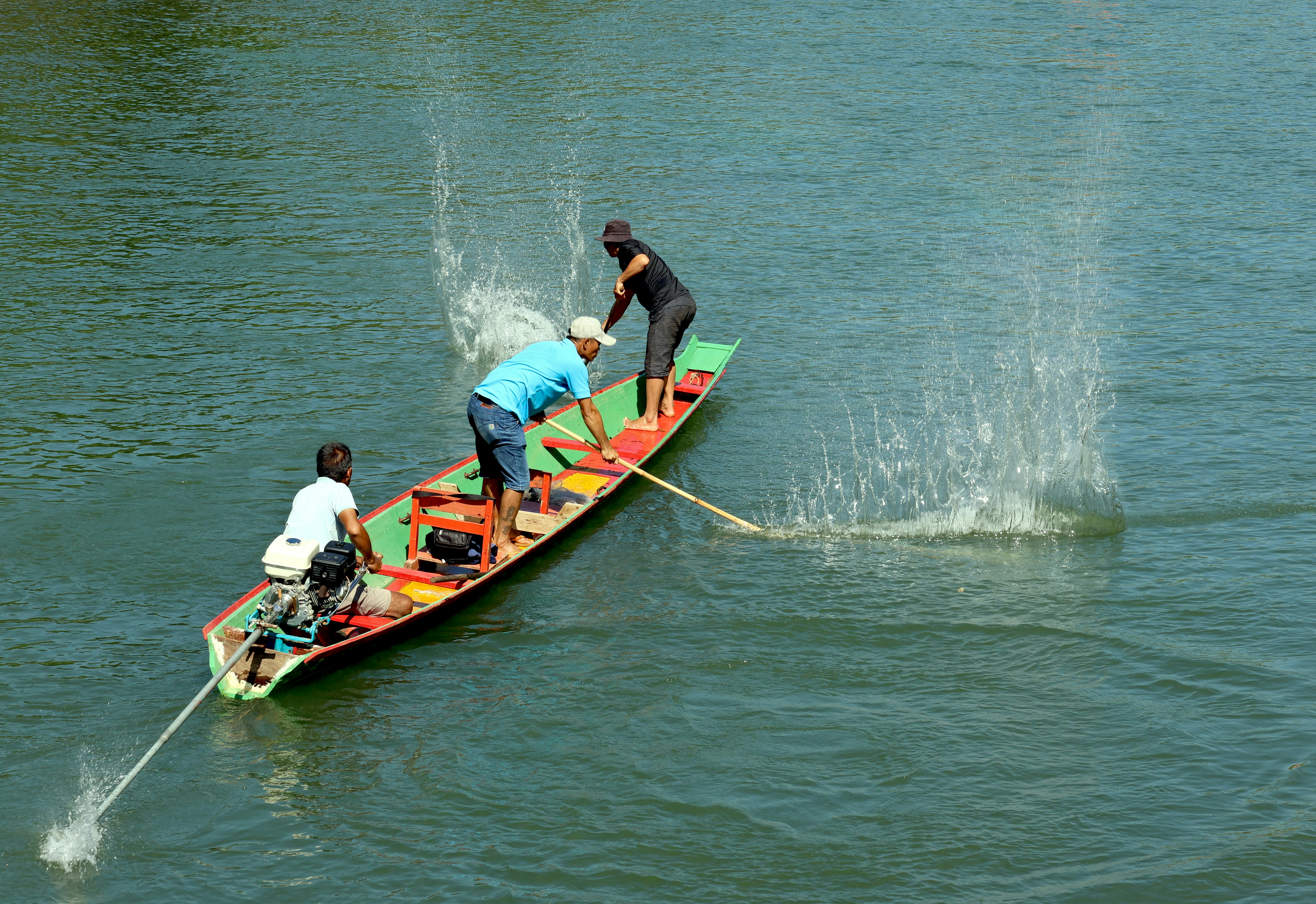 Rising Ripples: Oarsman Pushes Through a Water-Splashed Stroke