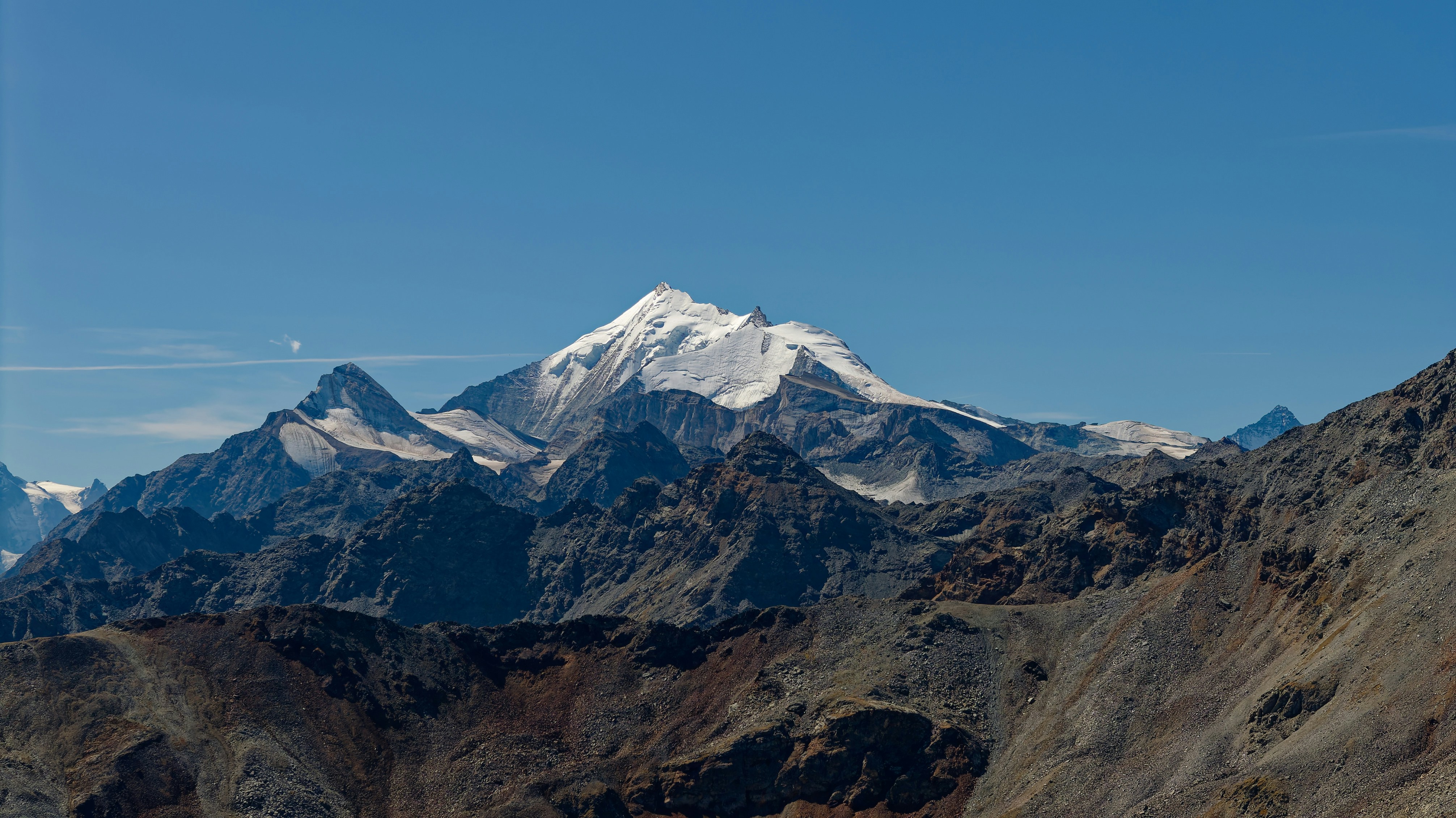 Snowcap Crown: Alpine Peaks Under a Clear Sky