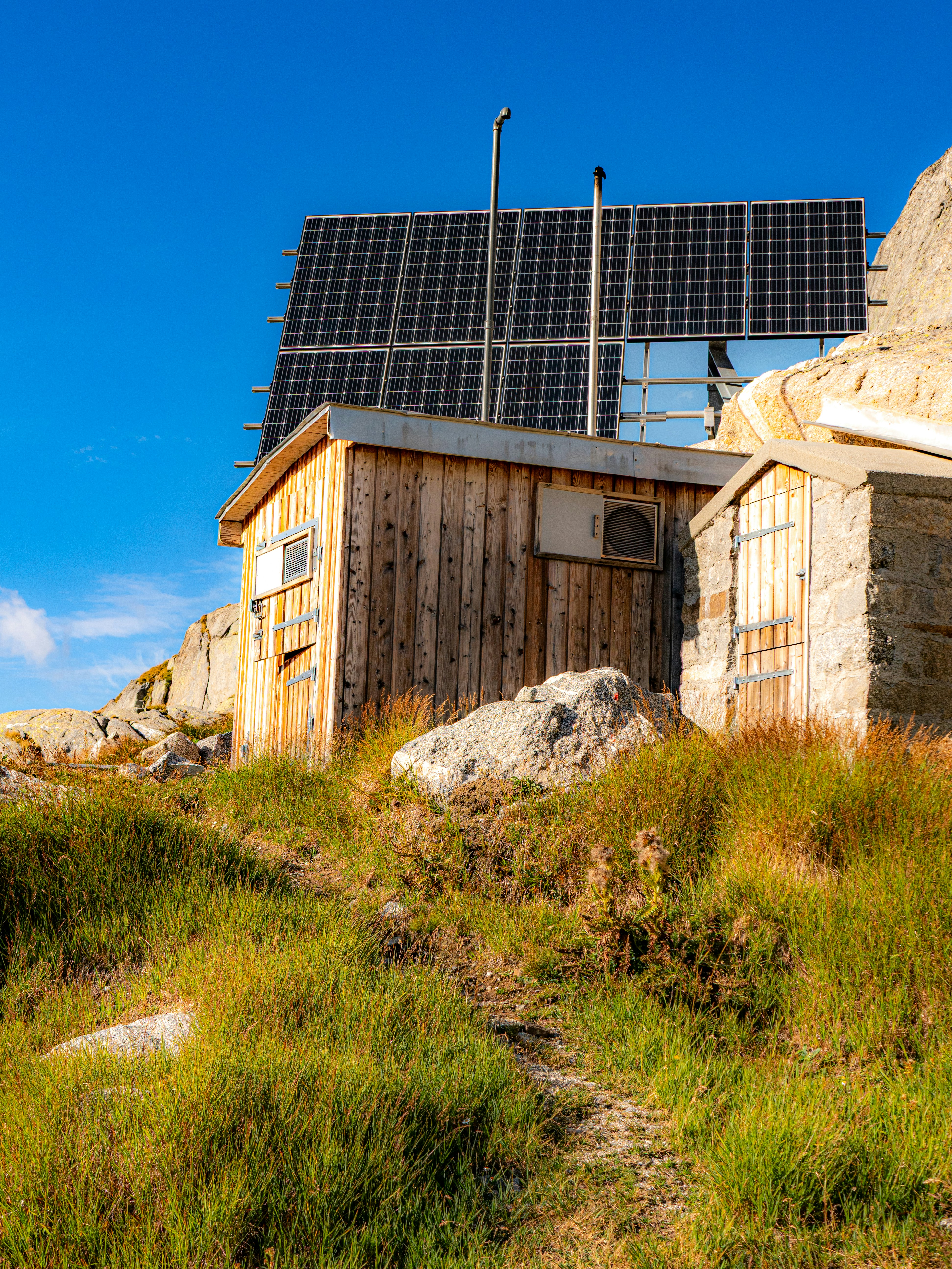 Solar Silo on the Bluff: Wood Cabin Beside a Solar Array