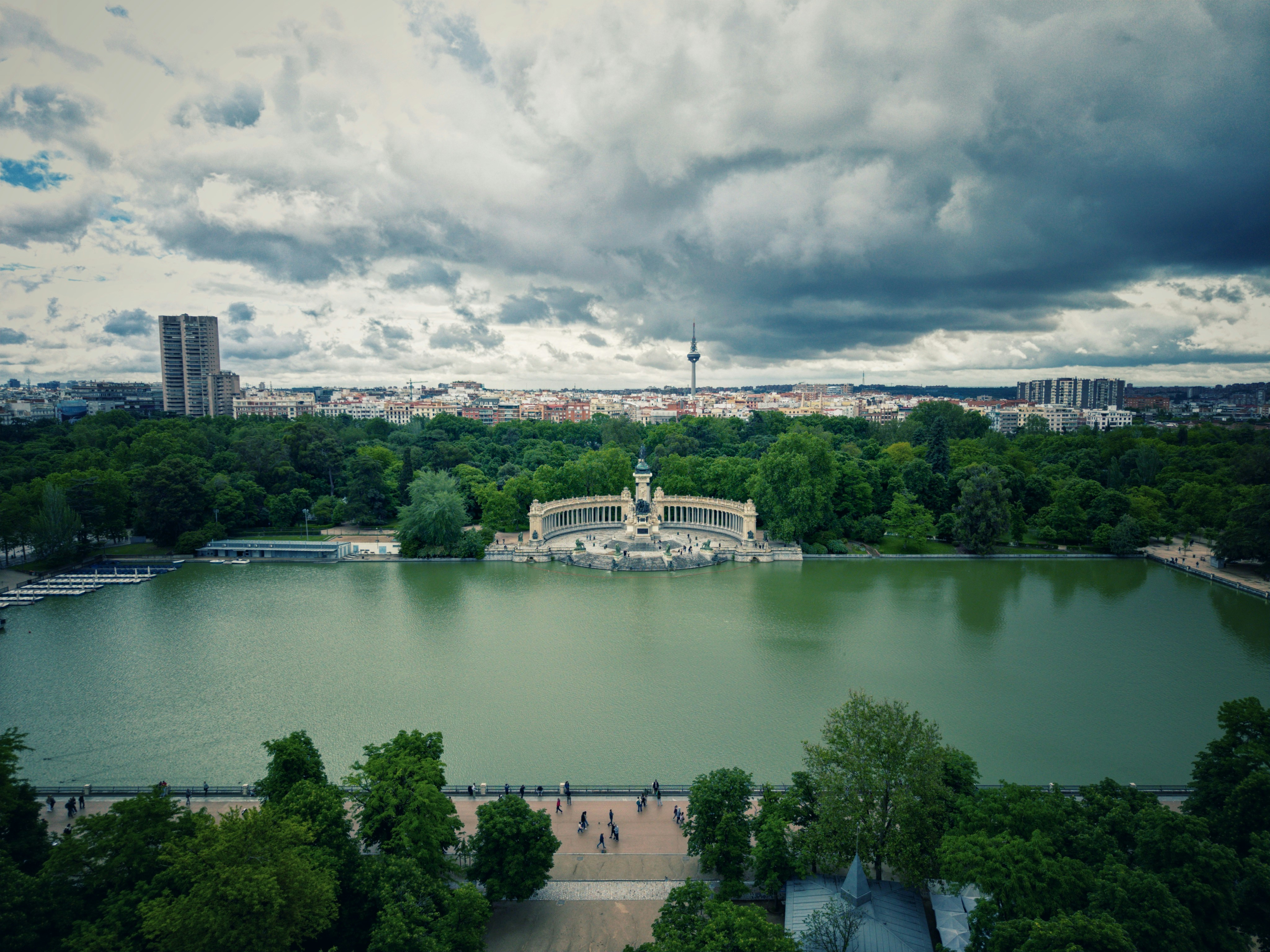 Riverside Panorama: Central Park’s Expanse and A Pool of Green