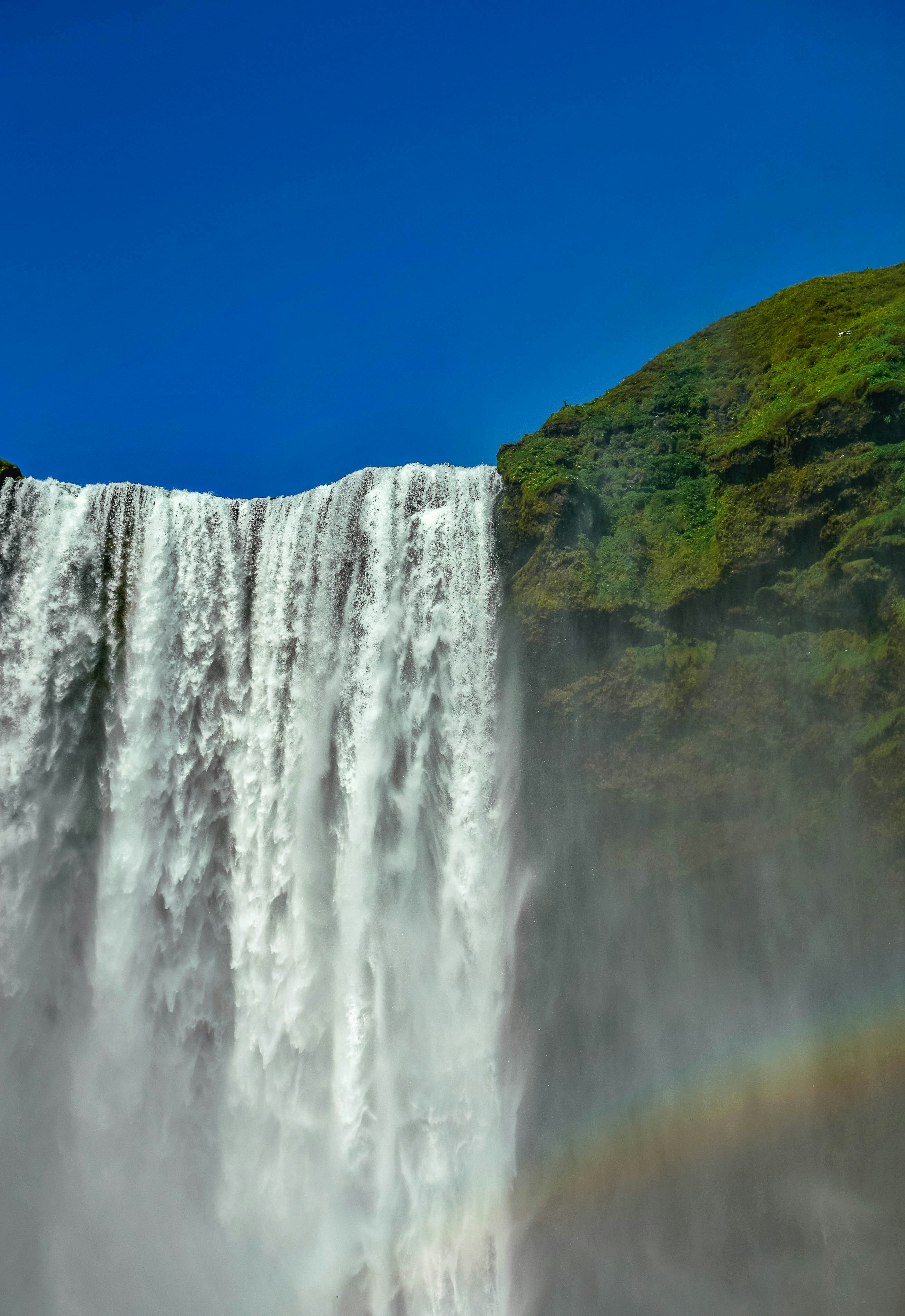 Cascading Veil: A Rainbow-Fringed Curtain of Water