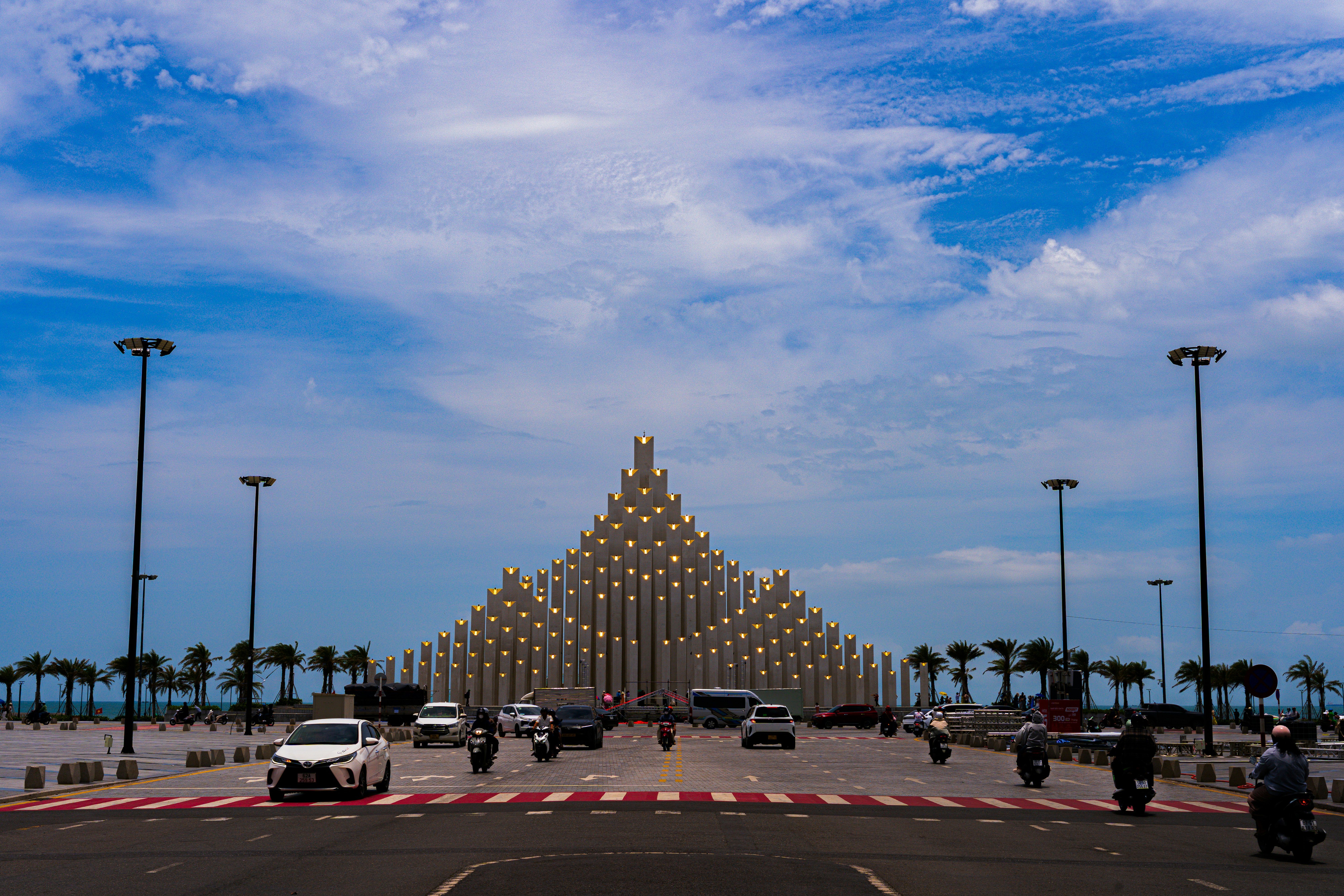 Triumphal Archline by the Sea: Symmetrical Convergence at Dusk