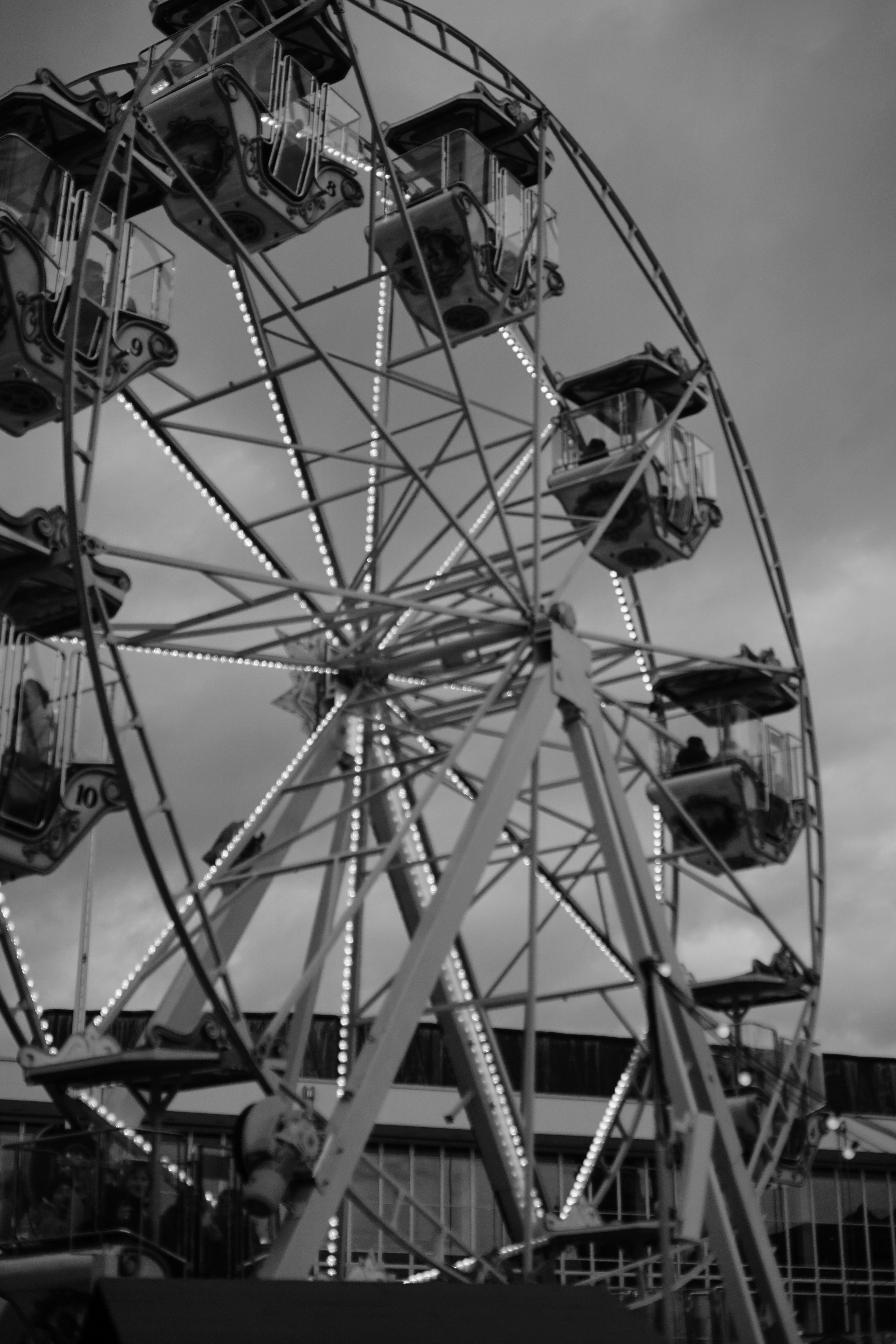 Gleaming Carousel Arc: Nighttime Ferris Wheel in Quiet Motion