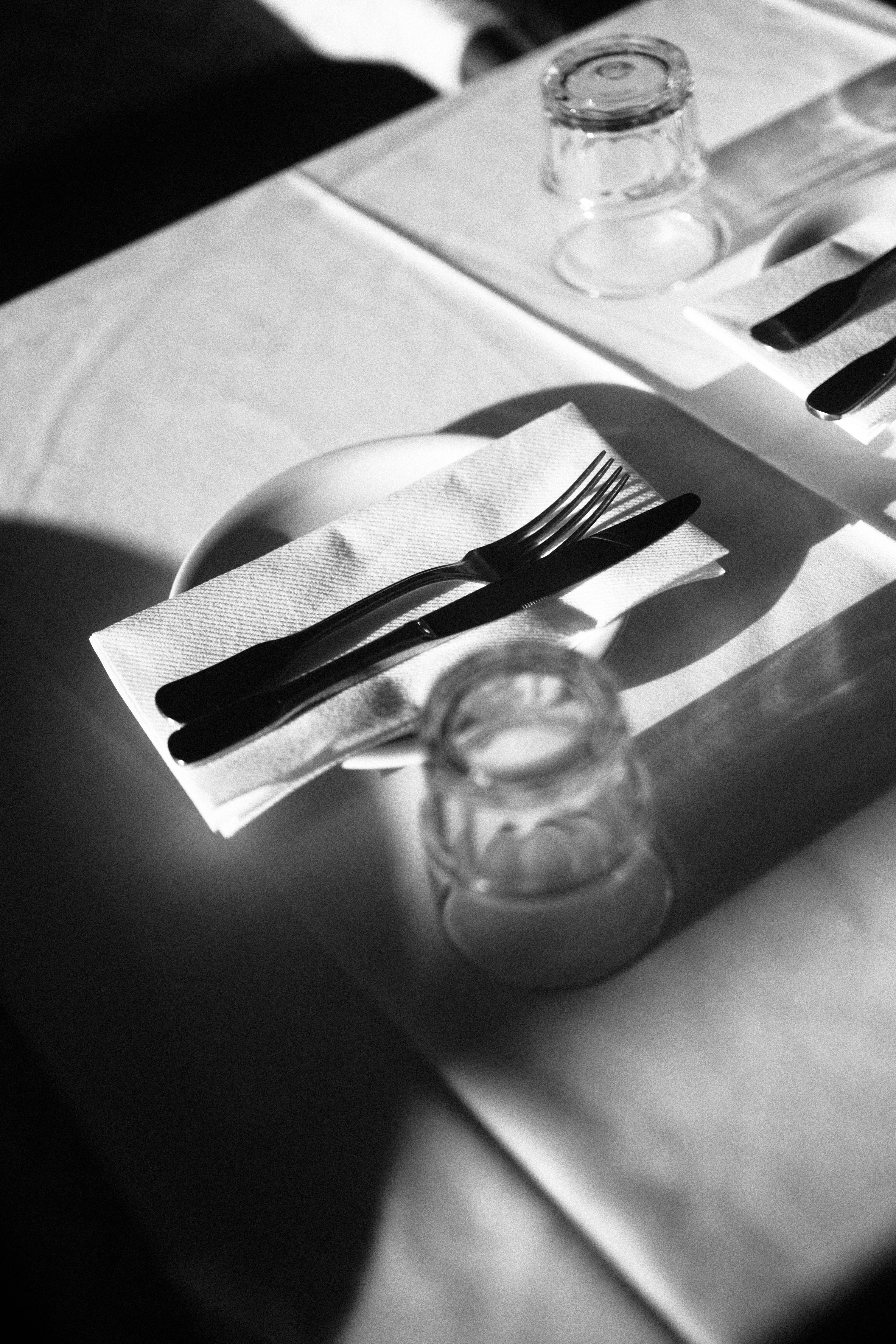 Table Setting in High-Contrast Mono