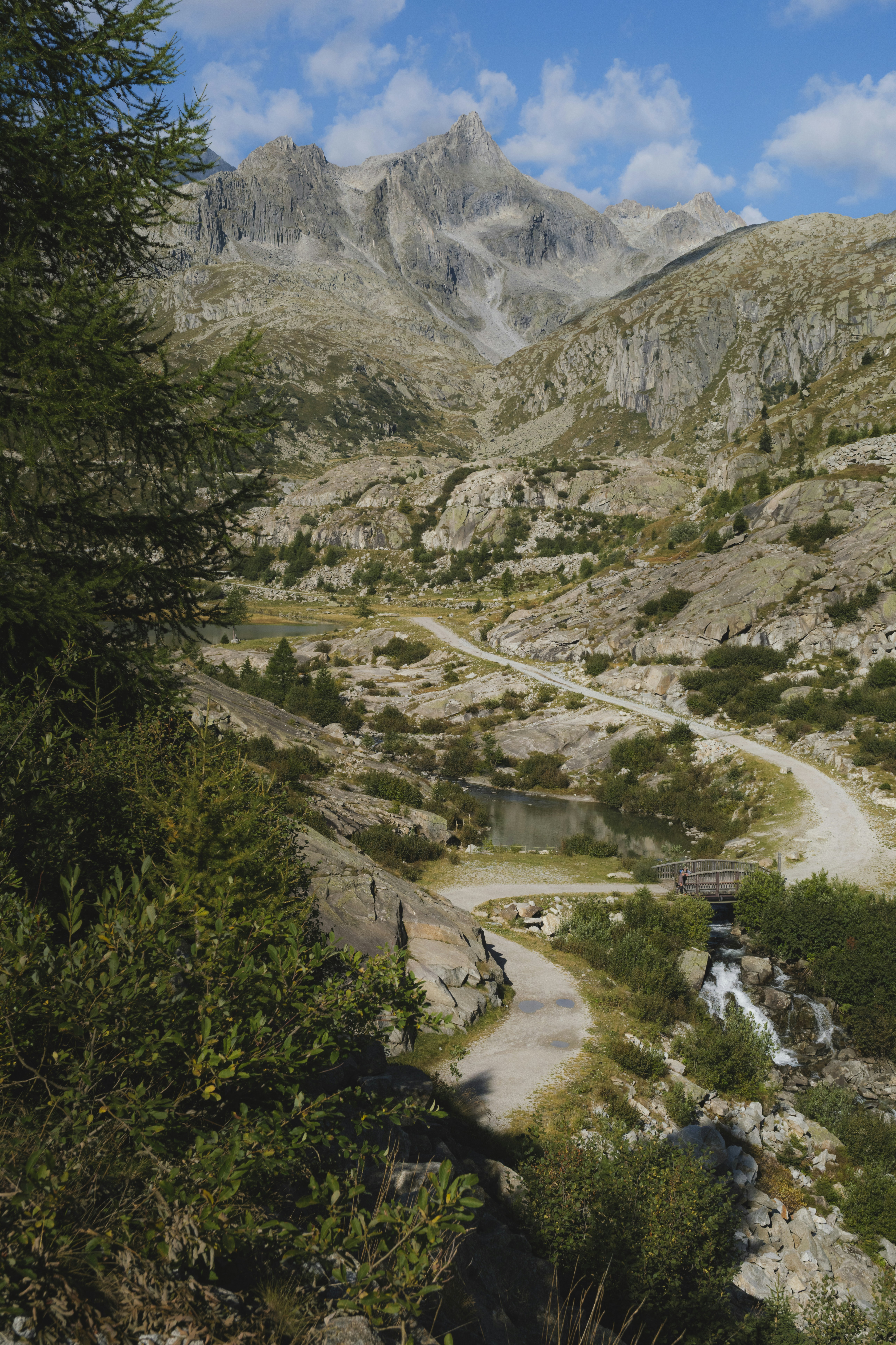 Snowy Peak Corridor: A Mountain Path Through Granite Valleys