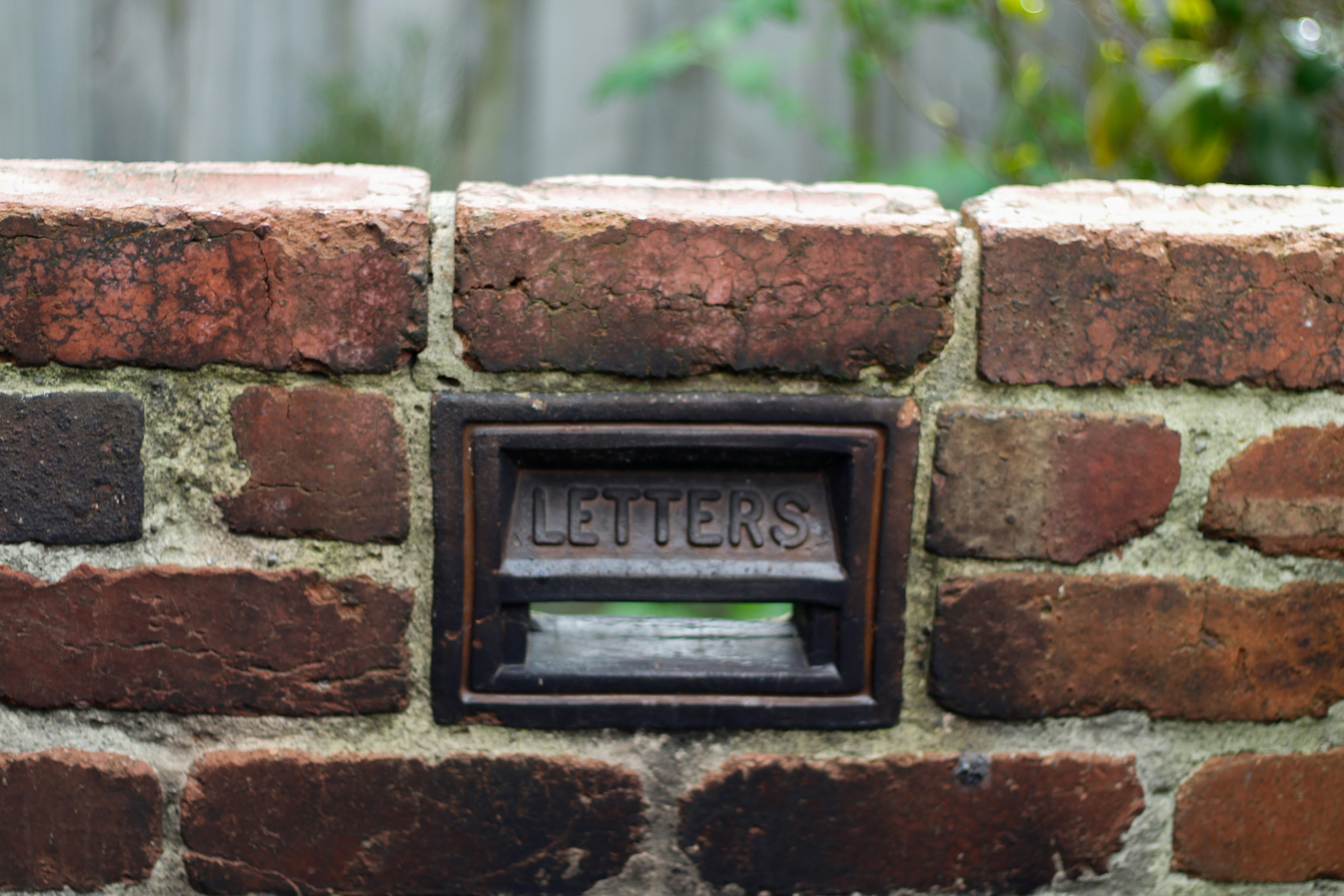 Brick Wall Parcel Box: A Quiet Track to Letters