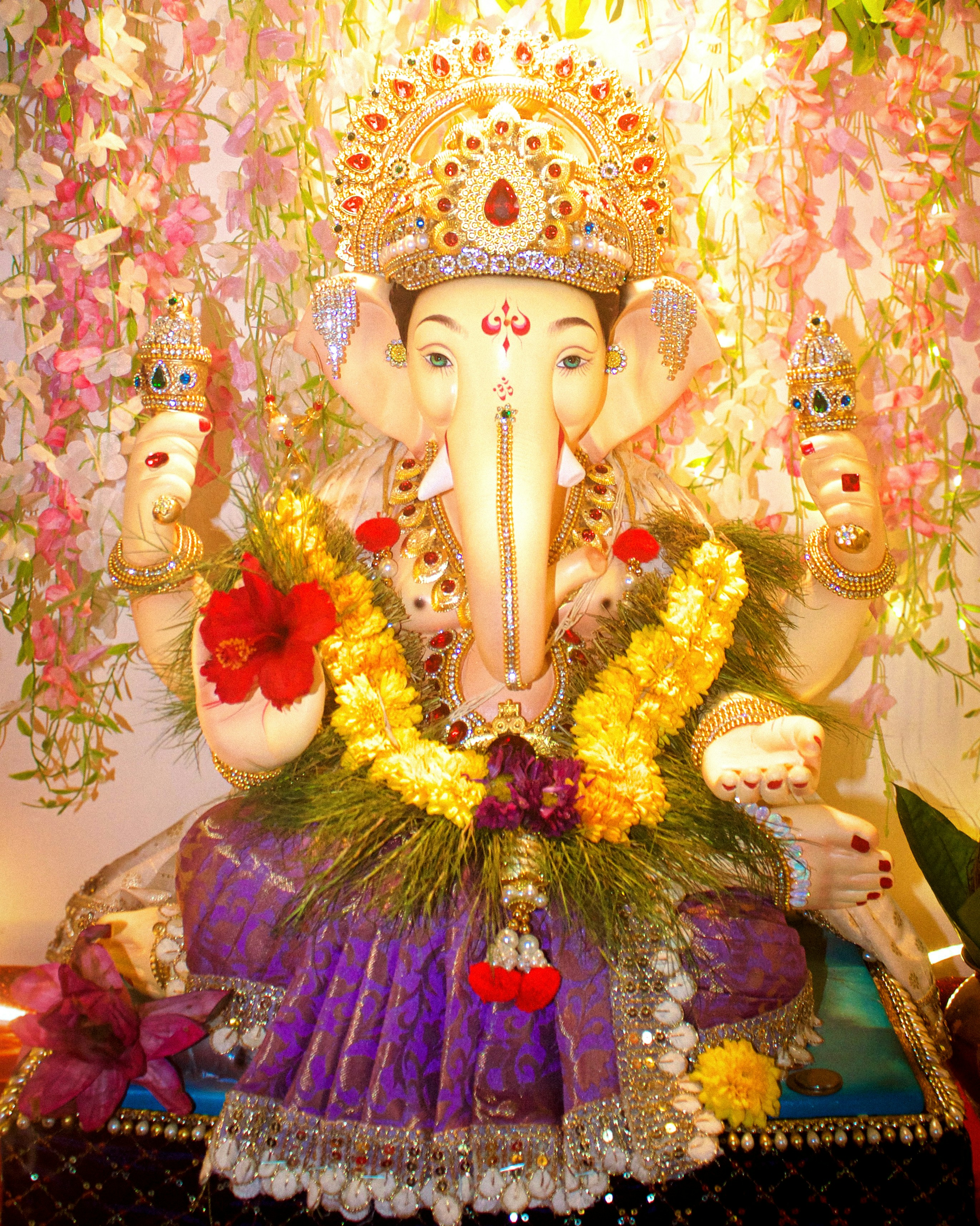 Radiant Ganesh: Garlands, Gold, and Grace