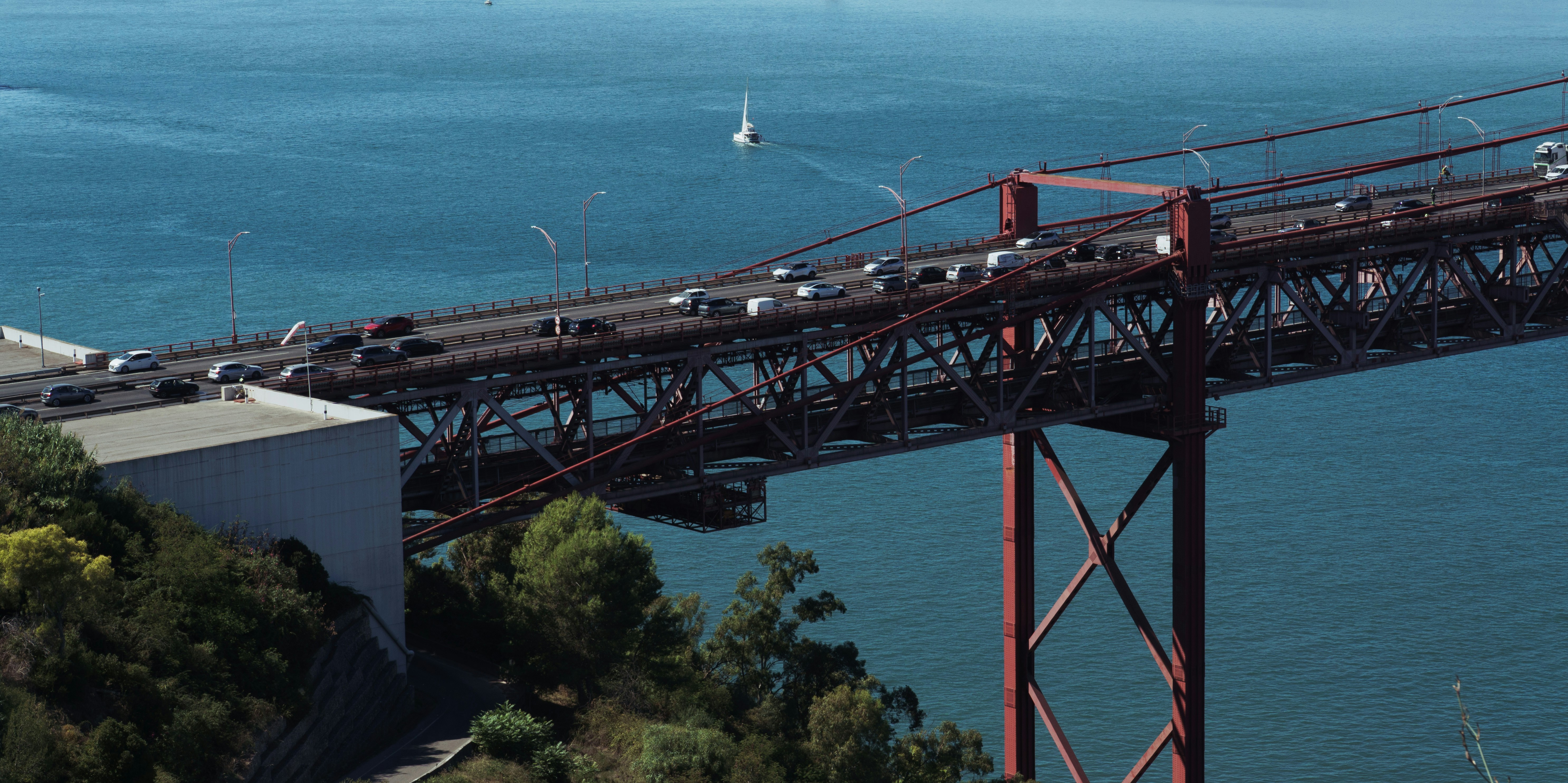 Bridge over the Bay: A Traffic Snapshot on a Red-Structed Span