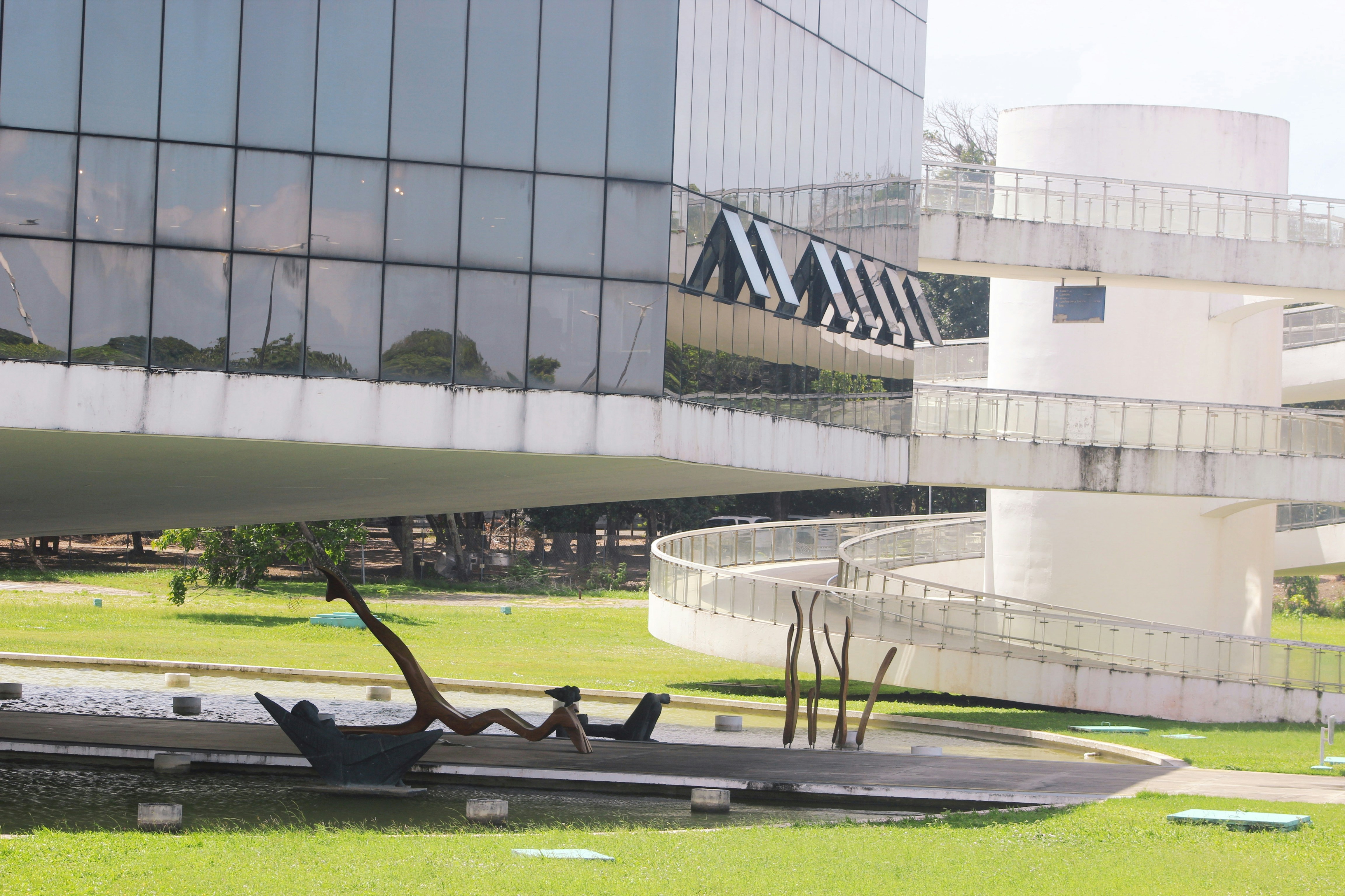 Sculptural Forms by the Water: A Modern Campus Courtyard