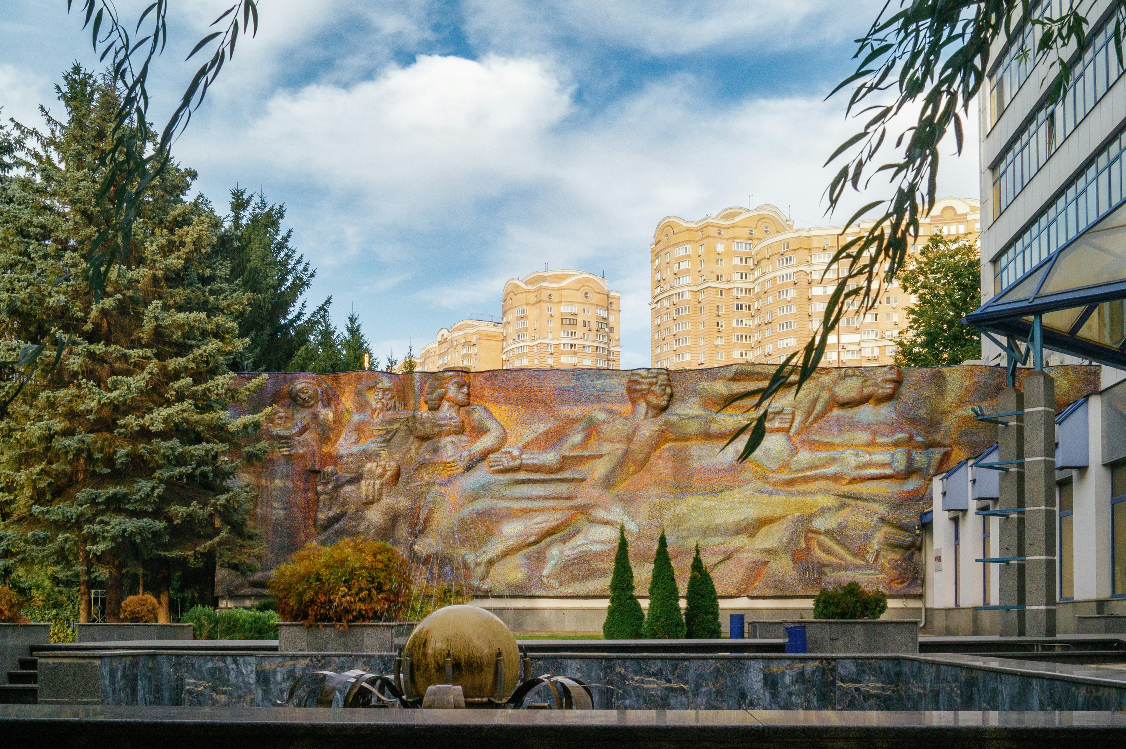 Mural, Skyline and Courtyard: Urban Texture Framed by Architecture