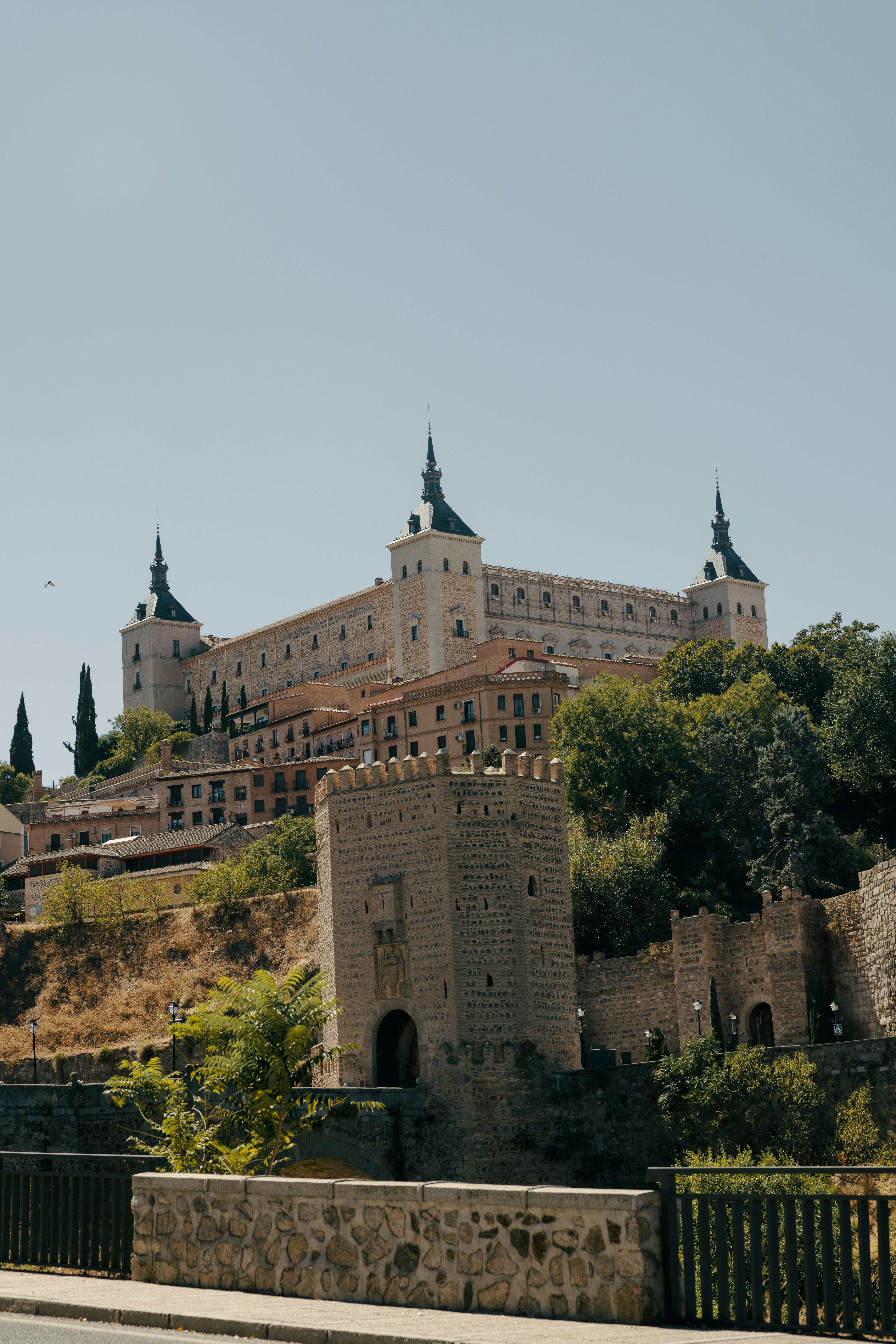 Castle Crest Overlook: A Historic Fortress Rising Above the Hillside