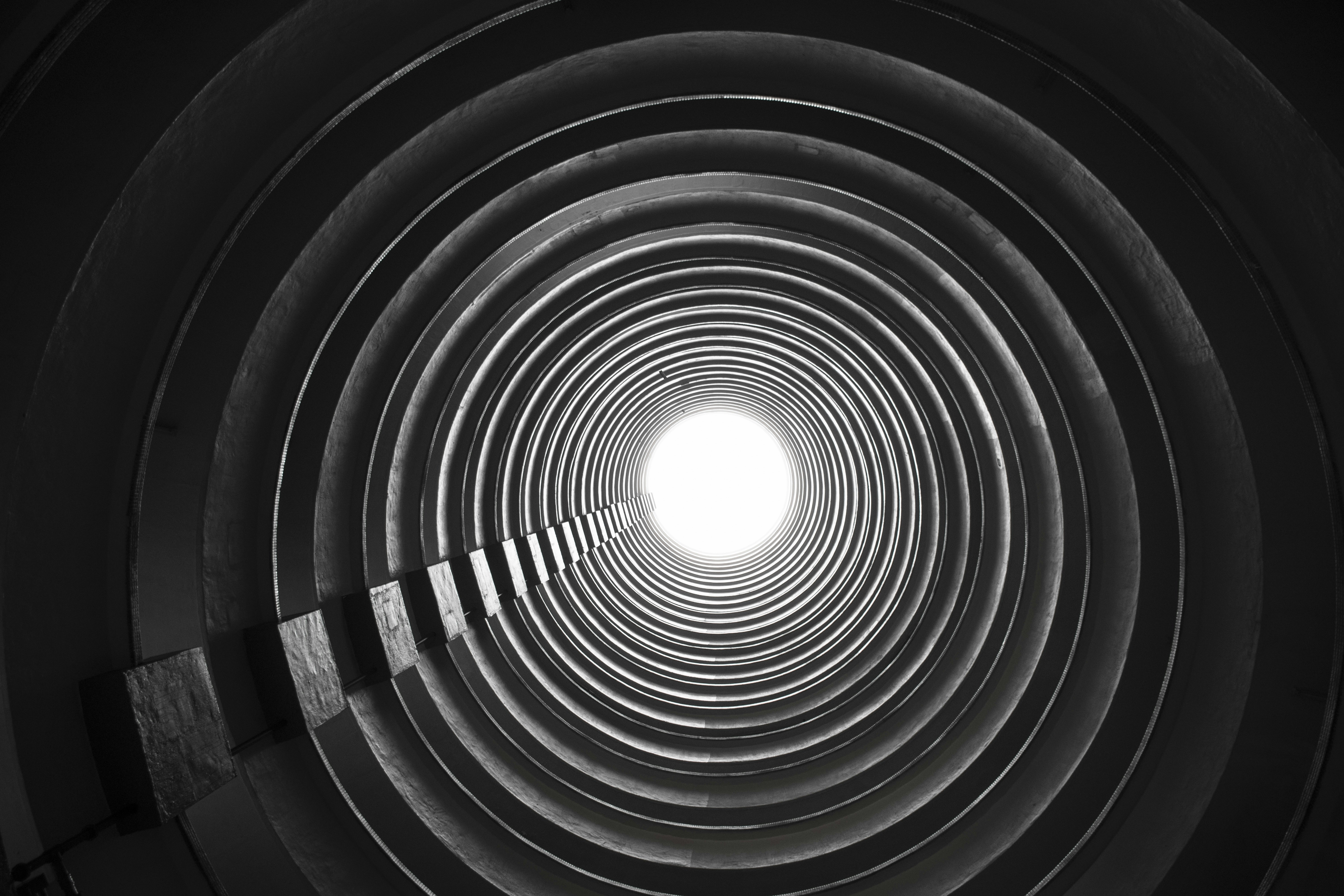 Concentric Hollow: A Lighted Cylinder Reaches the Center