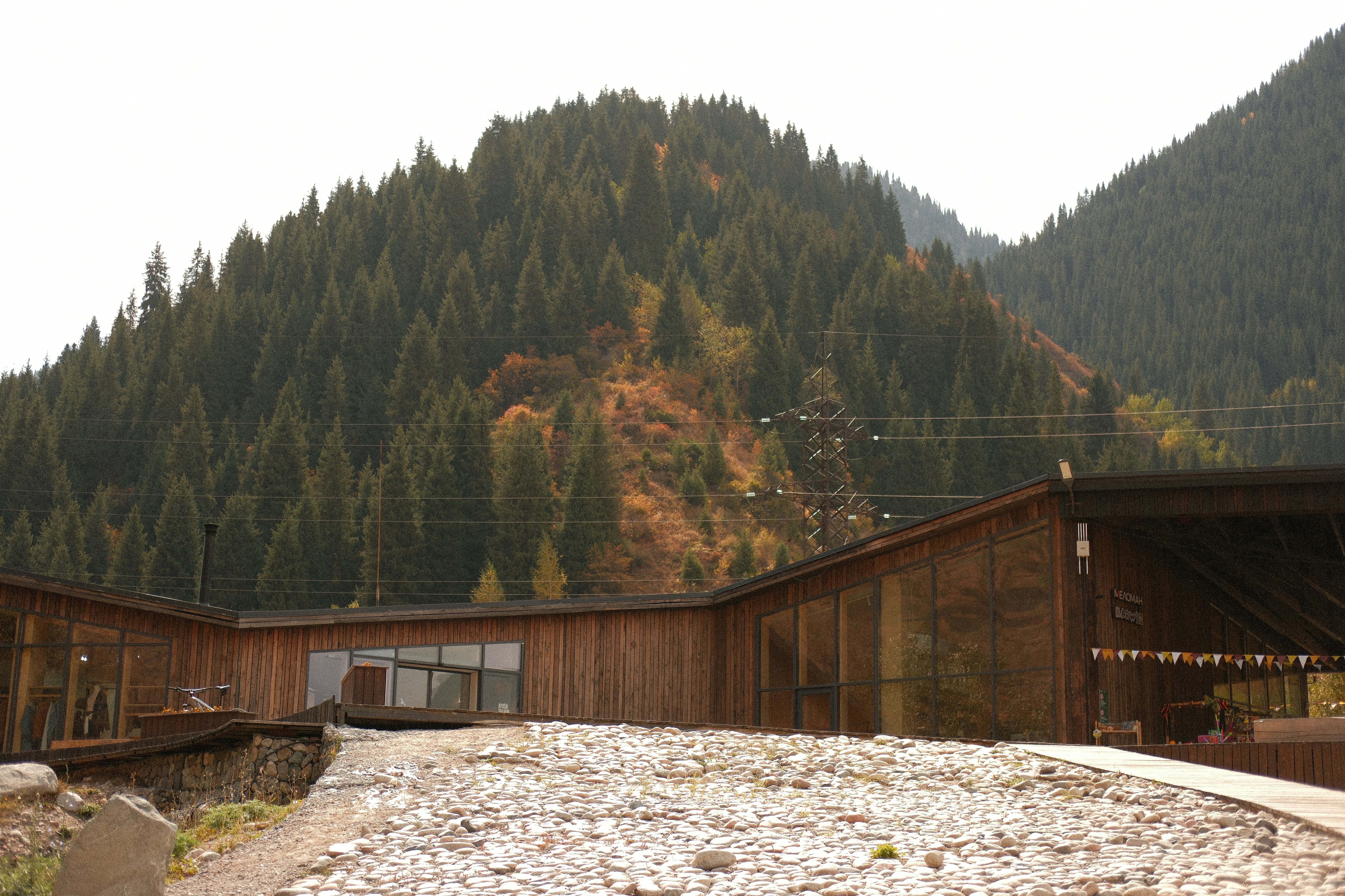 Roofline Overlook: Rustic Mountain Courtyard