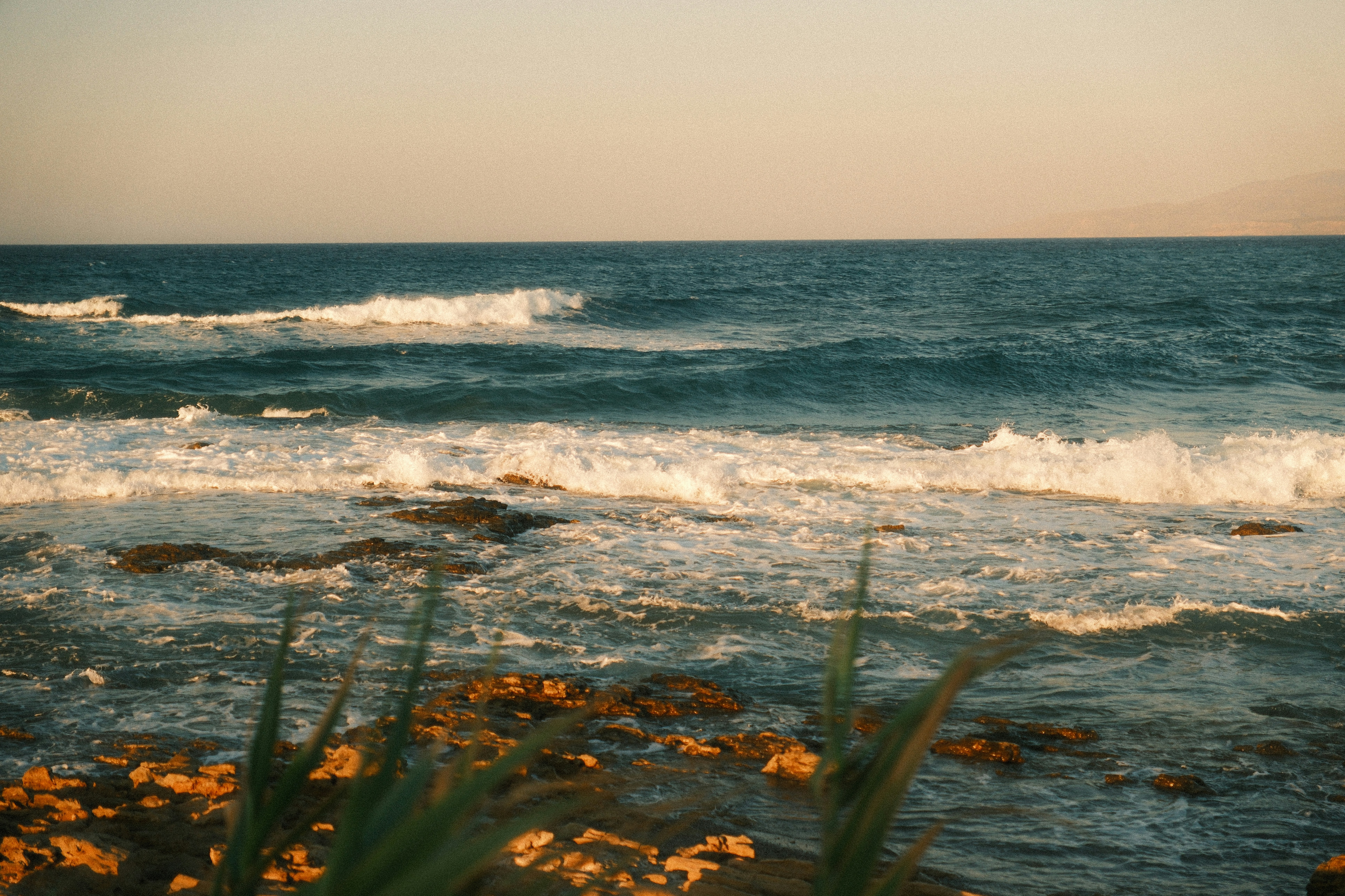 Distant Horizon Over a Quiet Rocky Shore