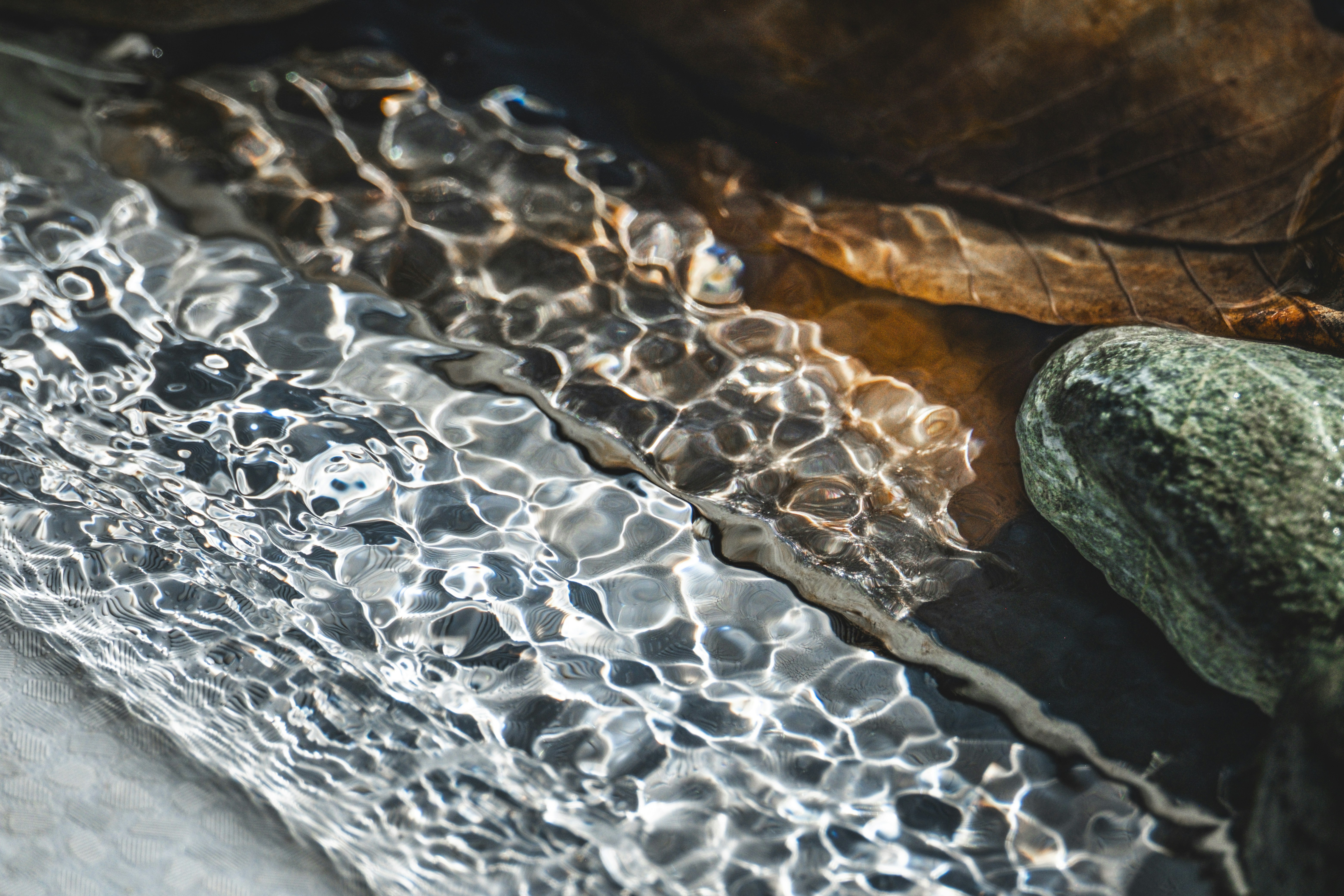 Ripple Echoes: Light Weaves Across Pebbled Tide