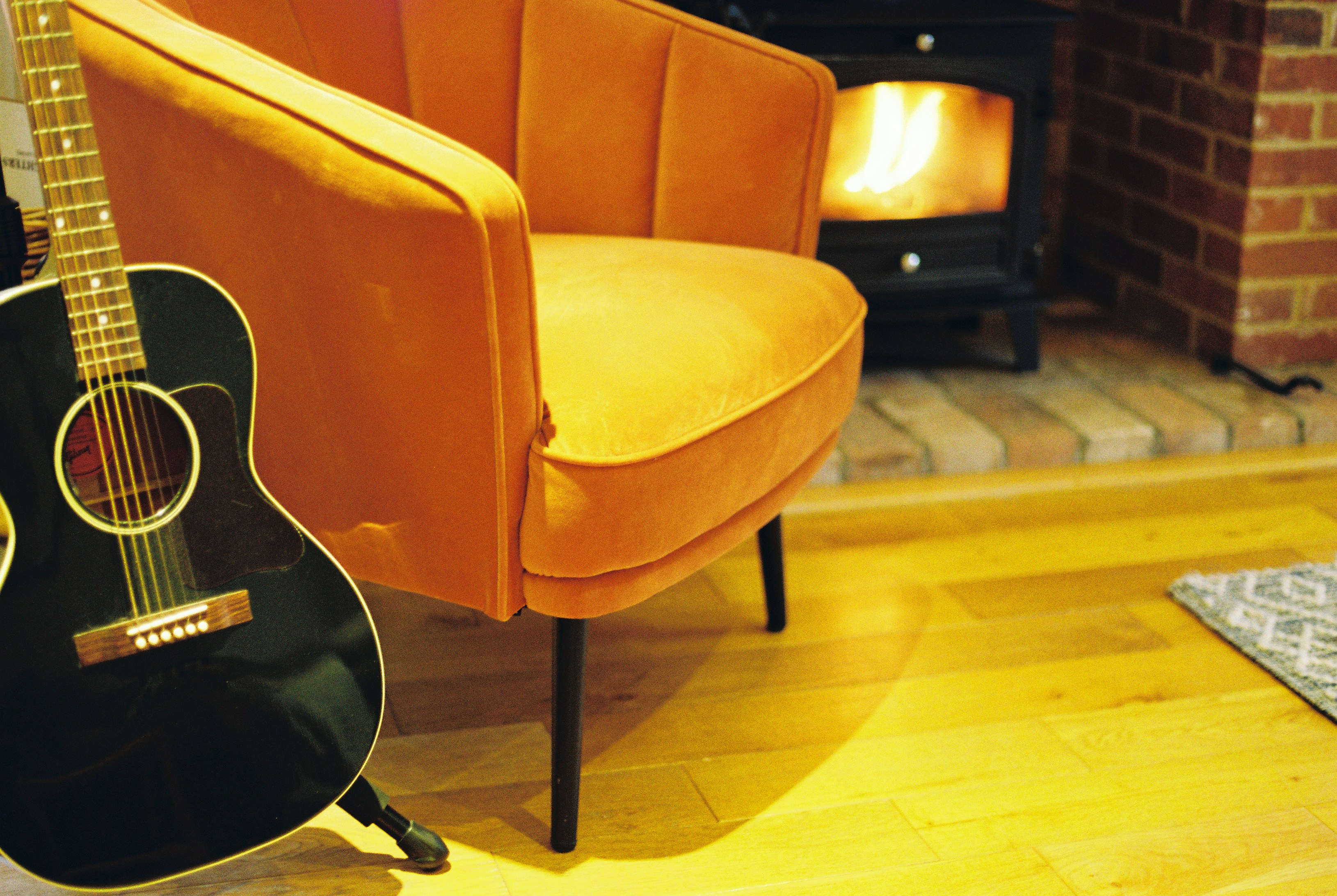 Acoustic Stillness by the Fireplace