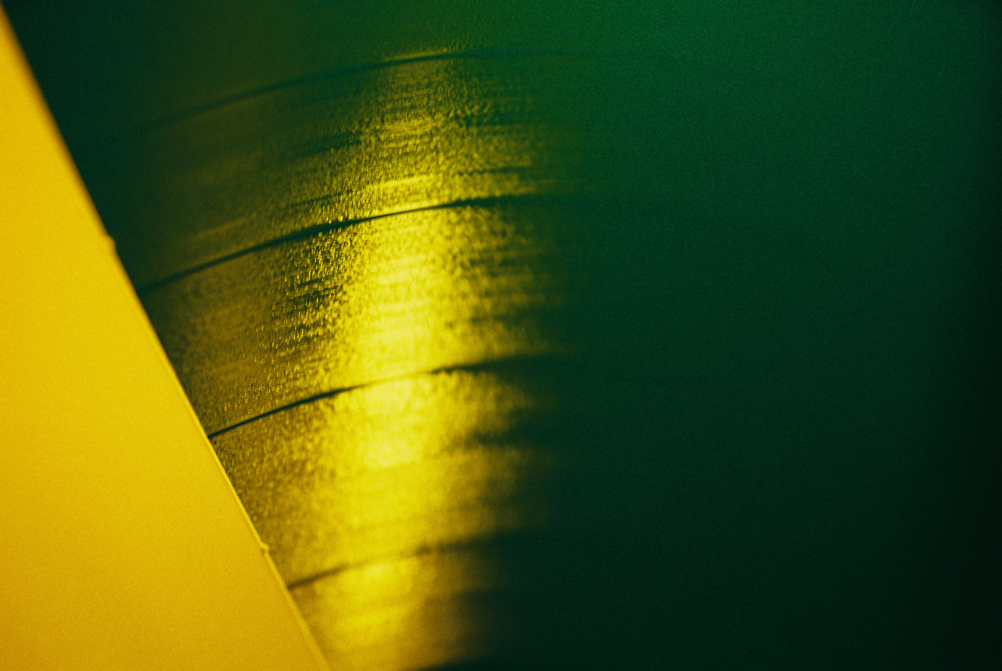 Golden Swoop: A Macro Bending of Yellow and Green Light