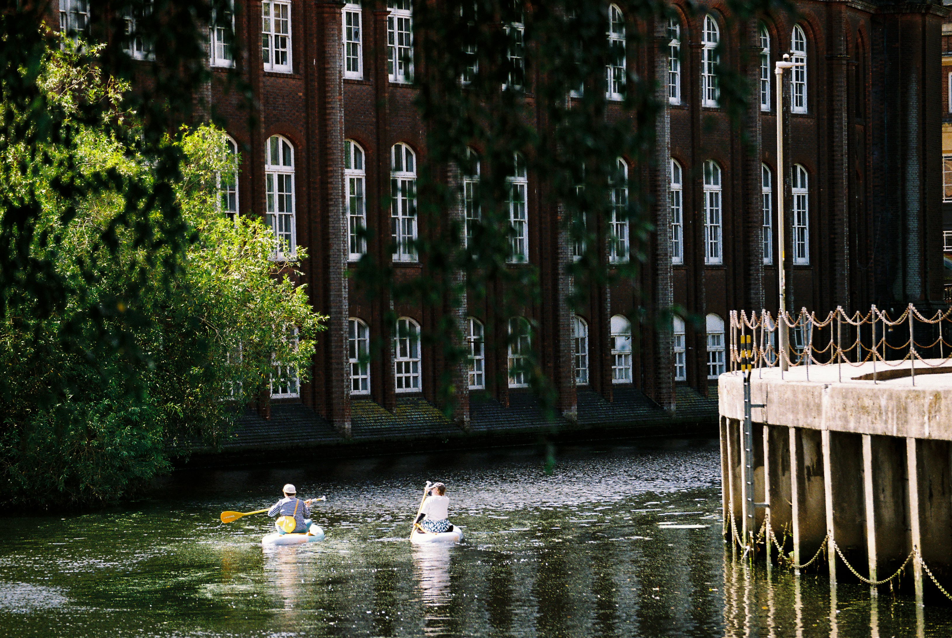 Silent rowers under a brick archway