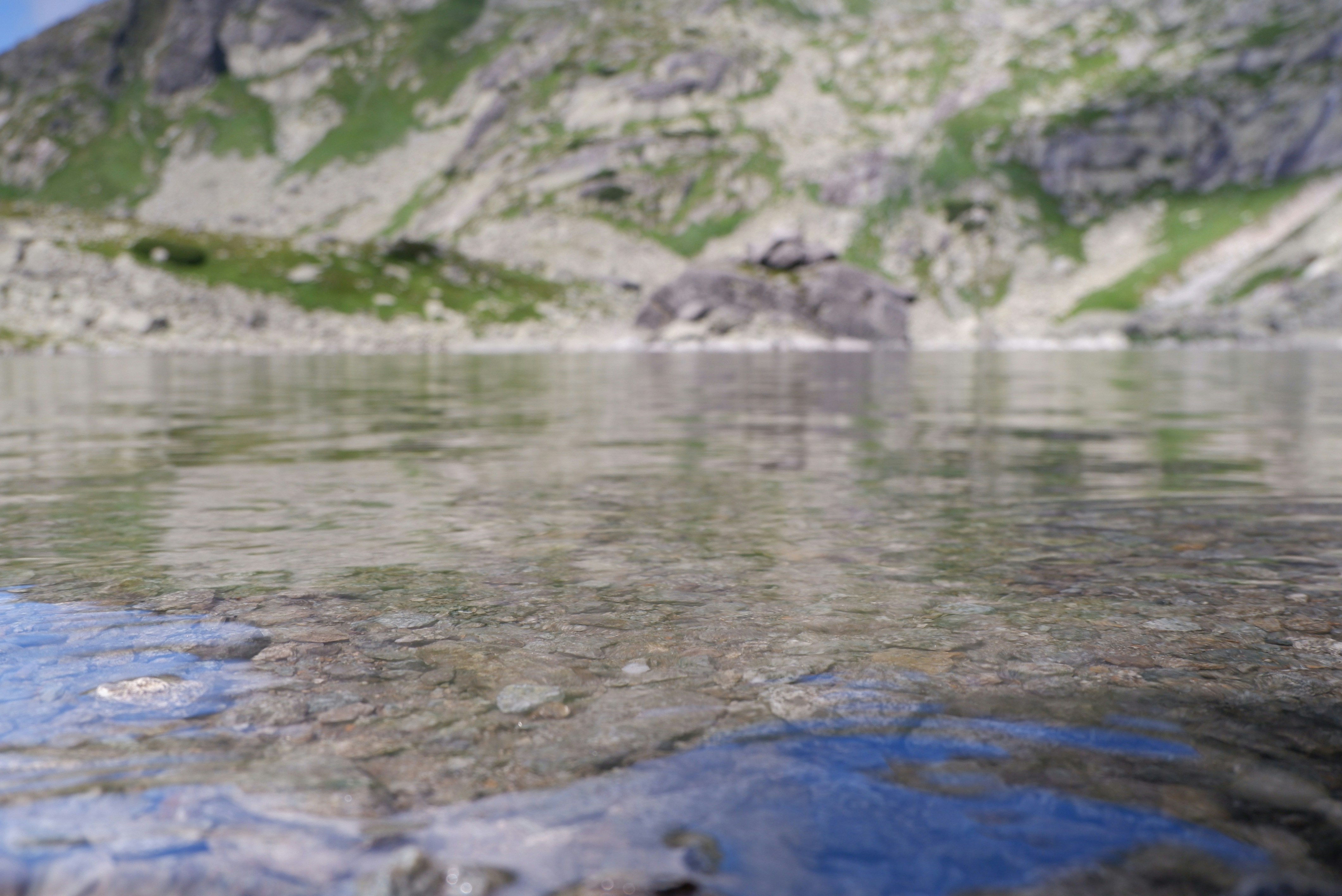 Shoreline Reverberations: Pebbles, Water, and Mountain Echoes