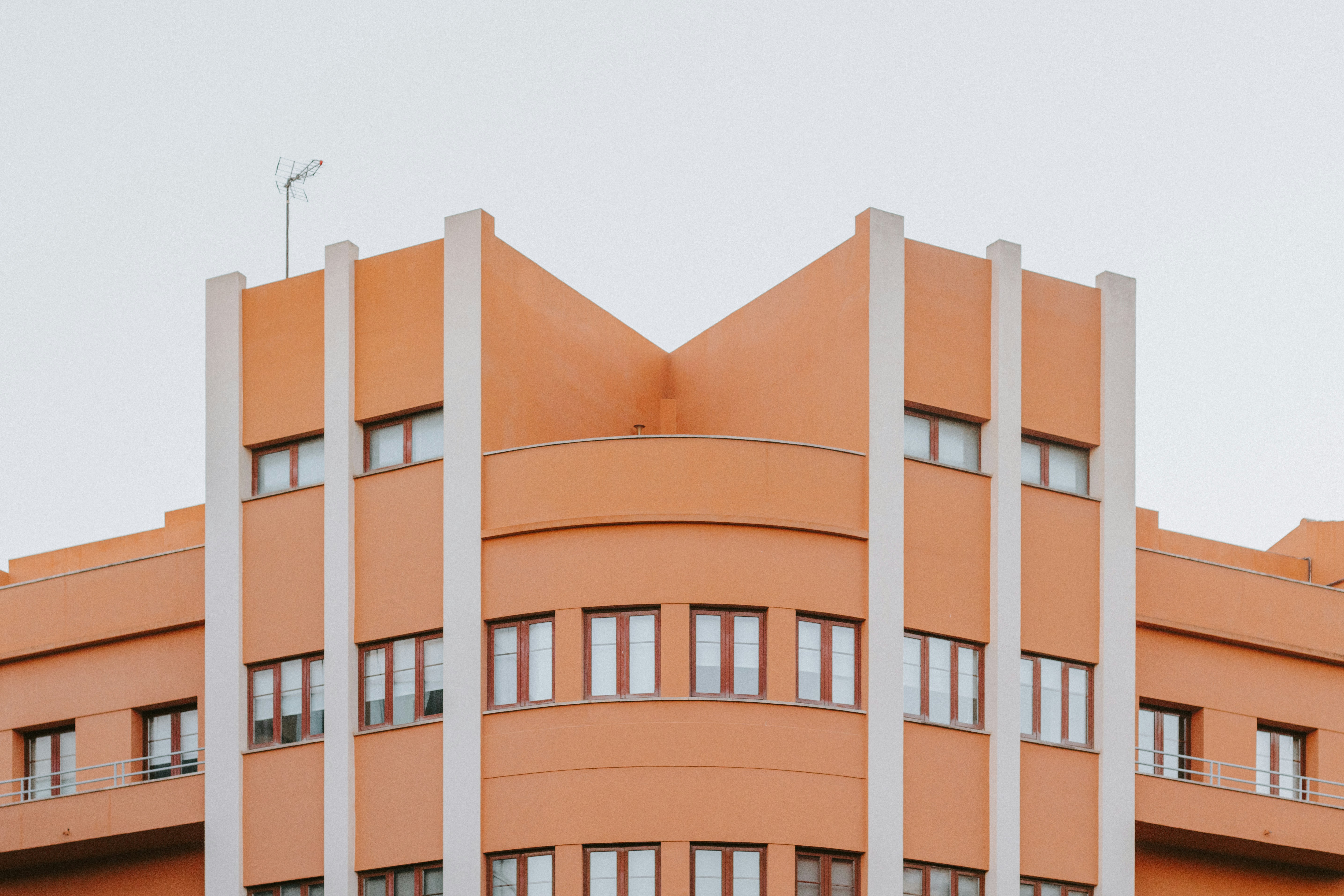 Symmetrical Orange Facade: A Solar-Soaked Modernist Crest