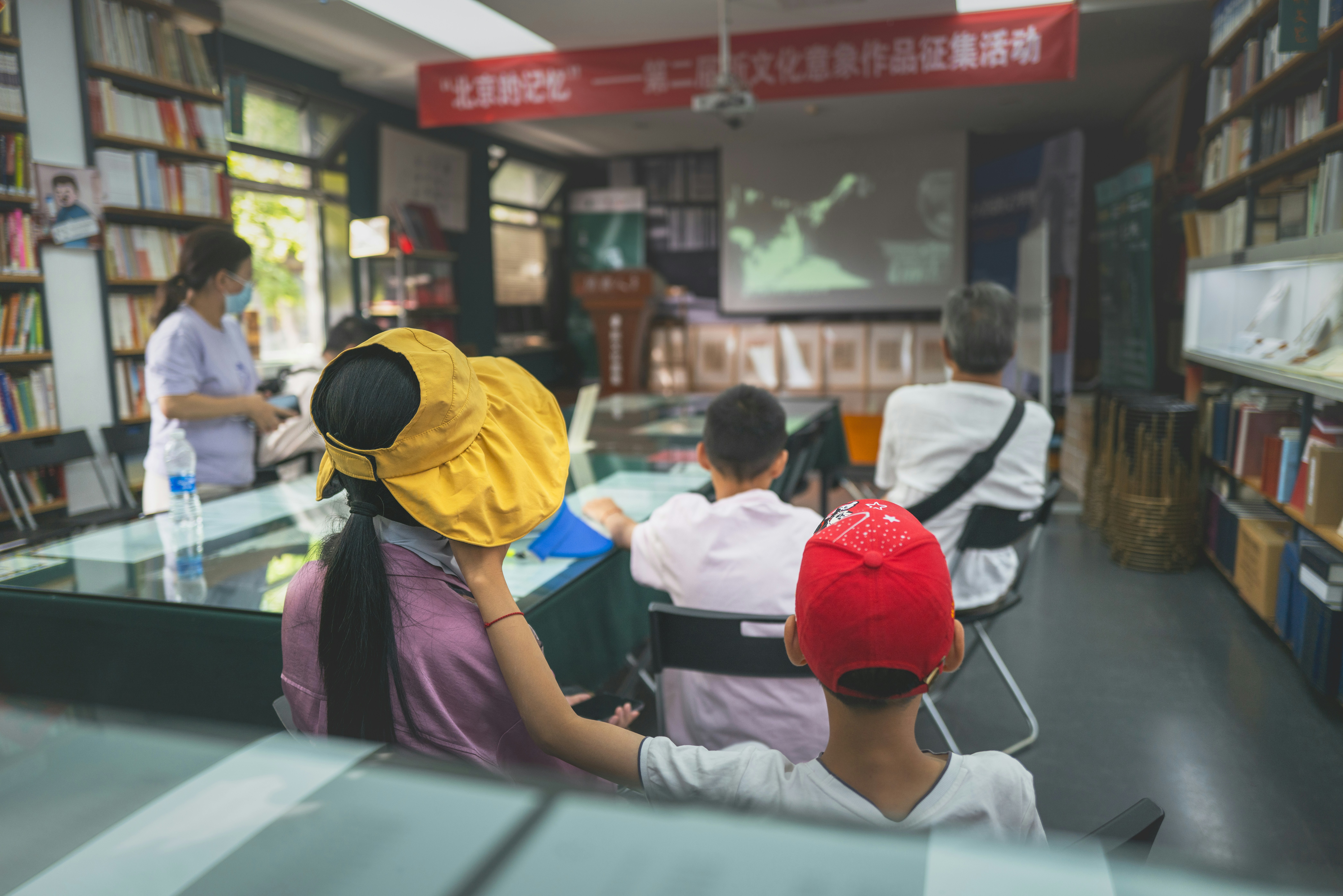 A Small Workshop of Quiet Learning in a Library Classroom