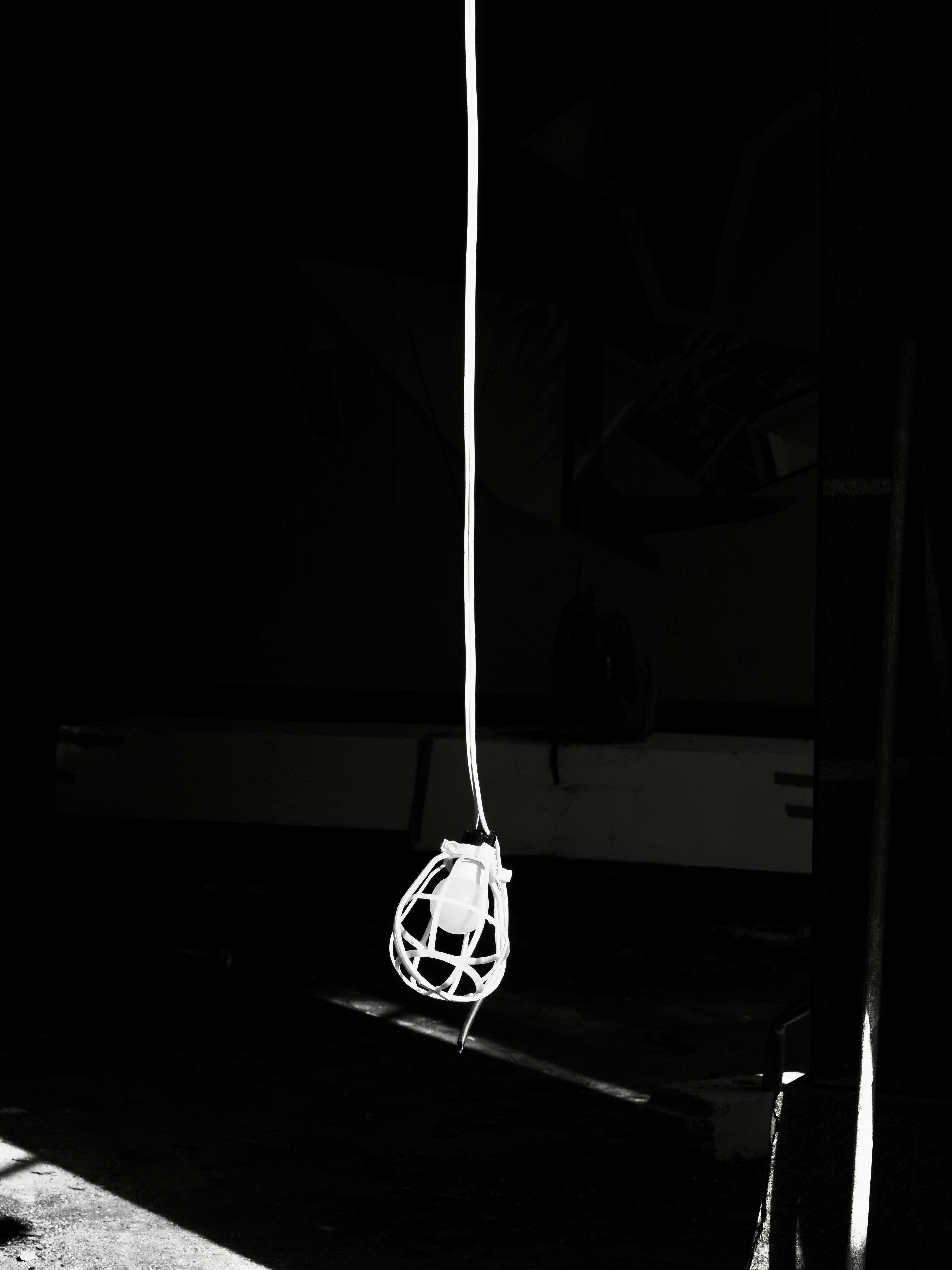 Bare Light: A Singled-Out Cord and Its Shadow