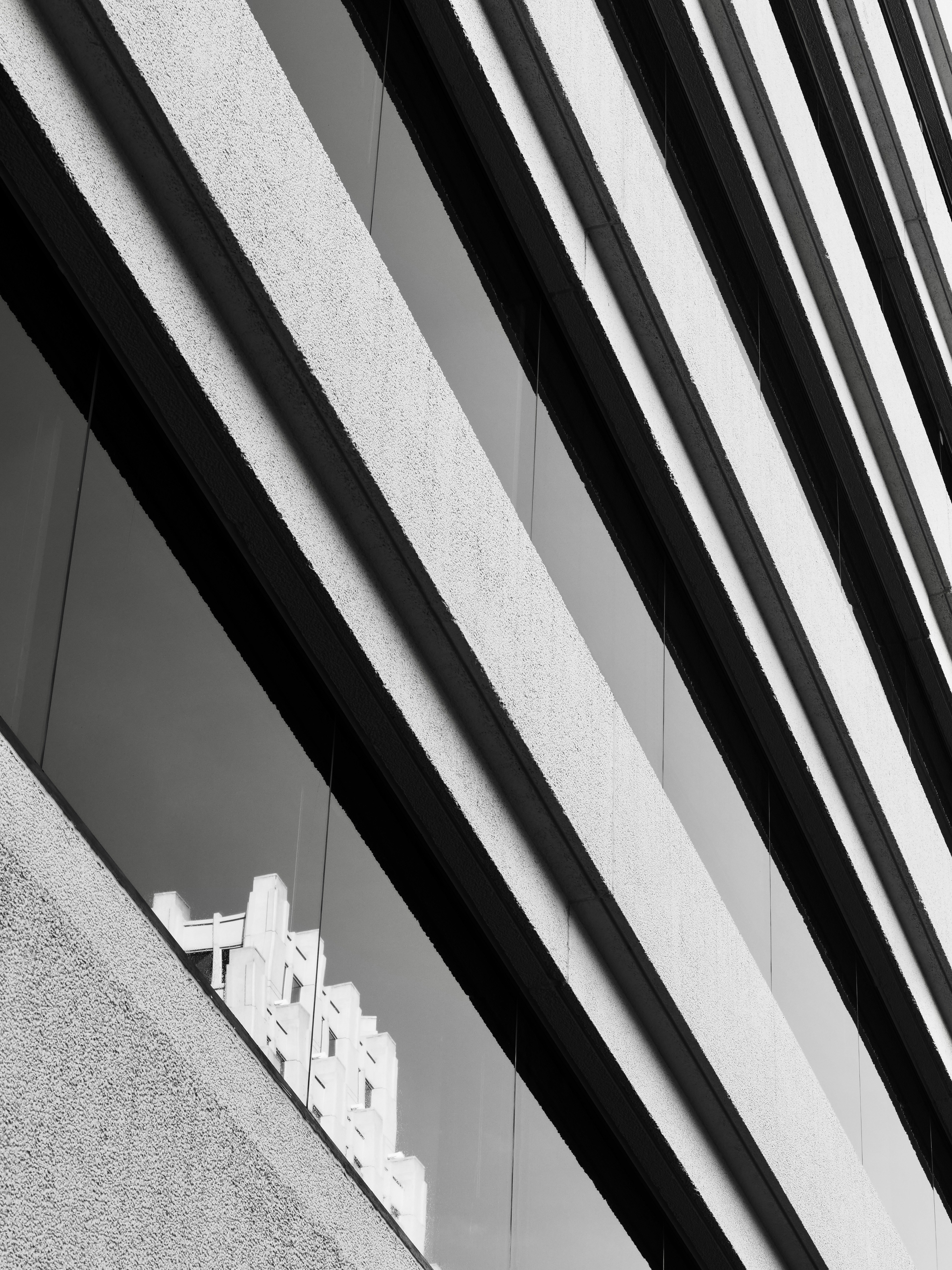 Diagonal Facade: Abstract Reflections in Mono Architecture