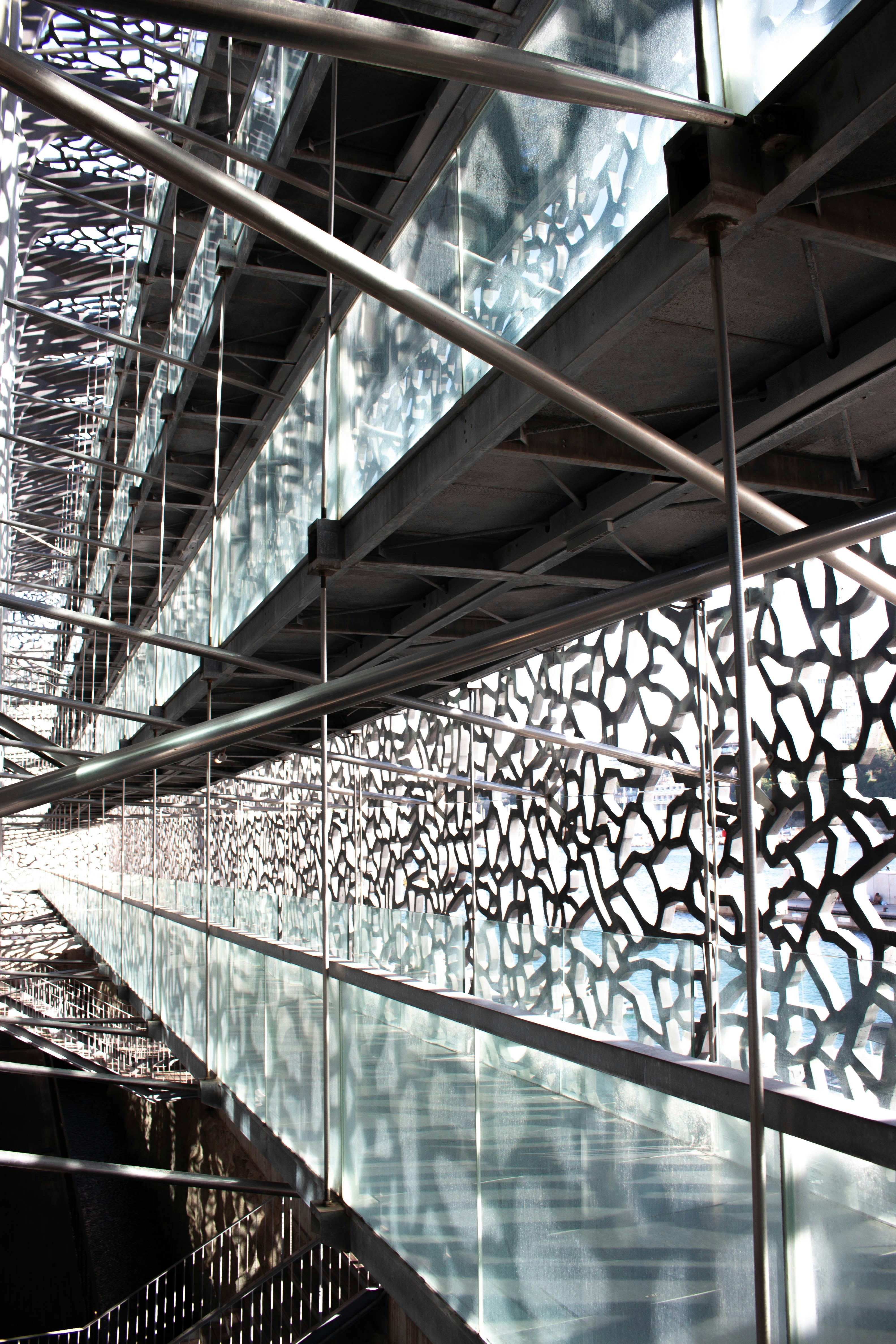 Concrete lacework of glass and steel: a geometry of construction