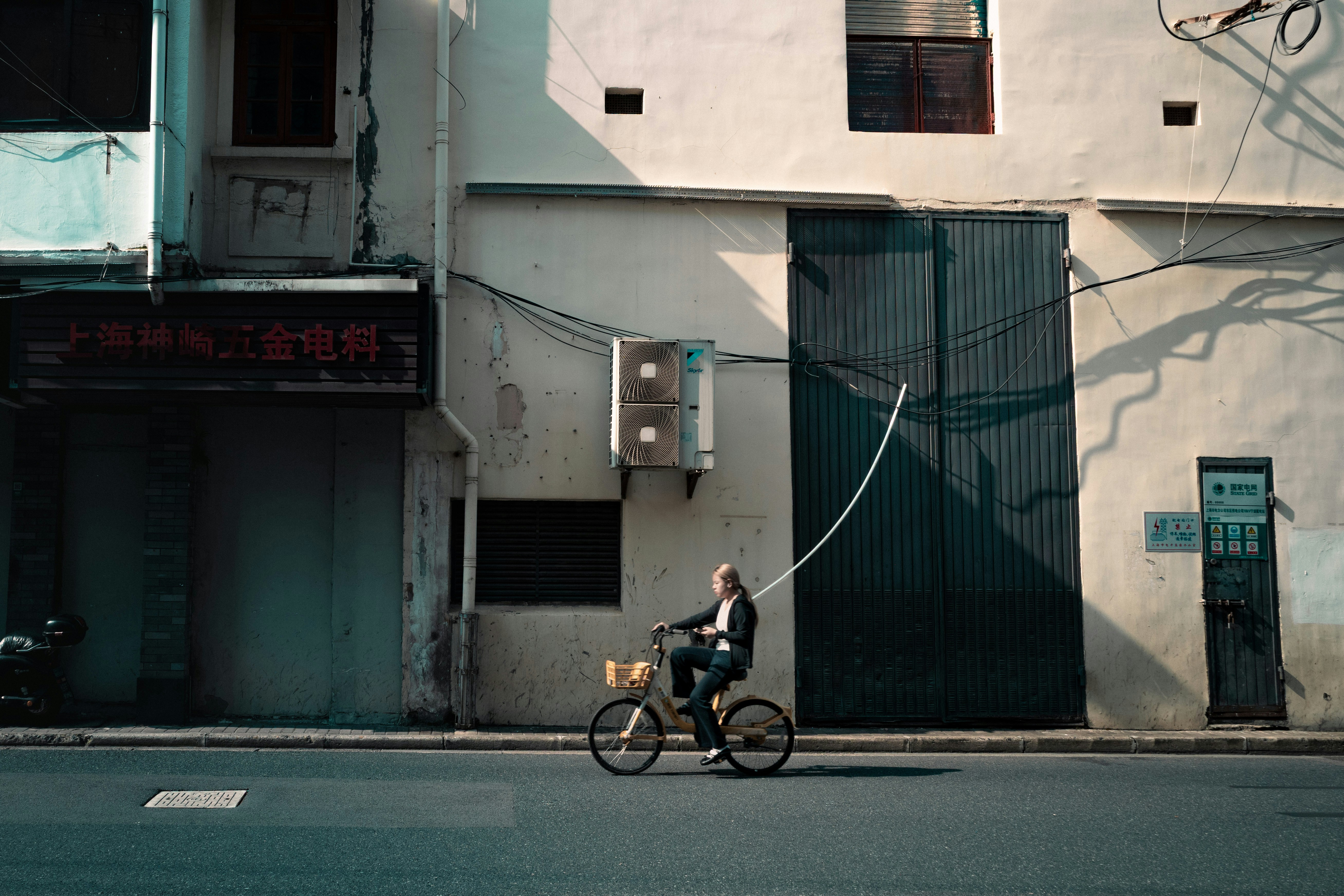 Pedal Courier under a Curved Cable Crown