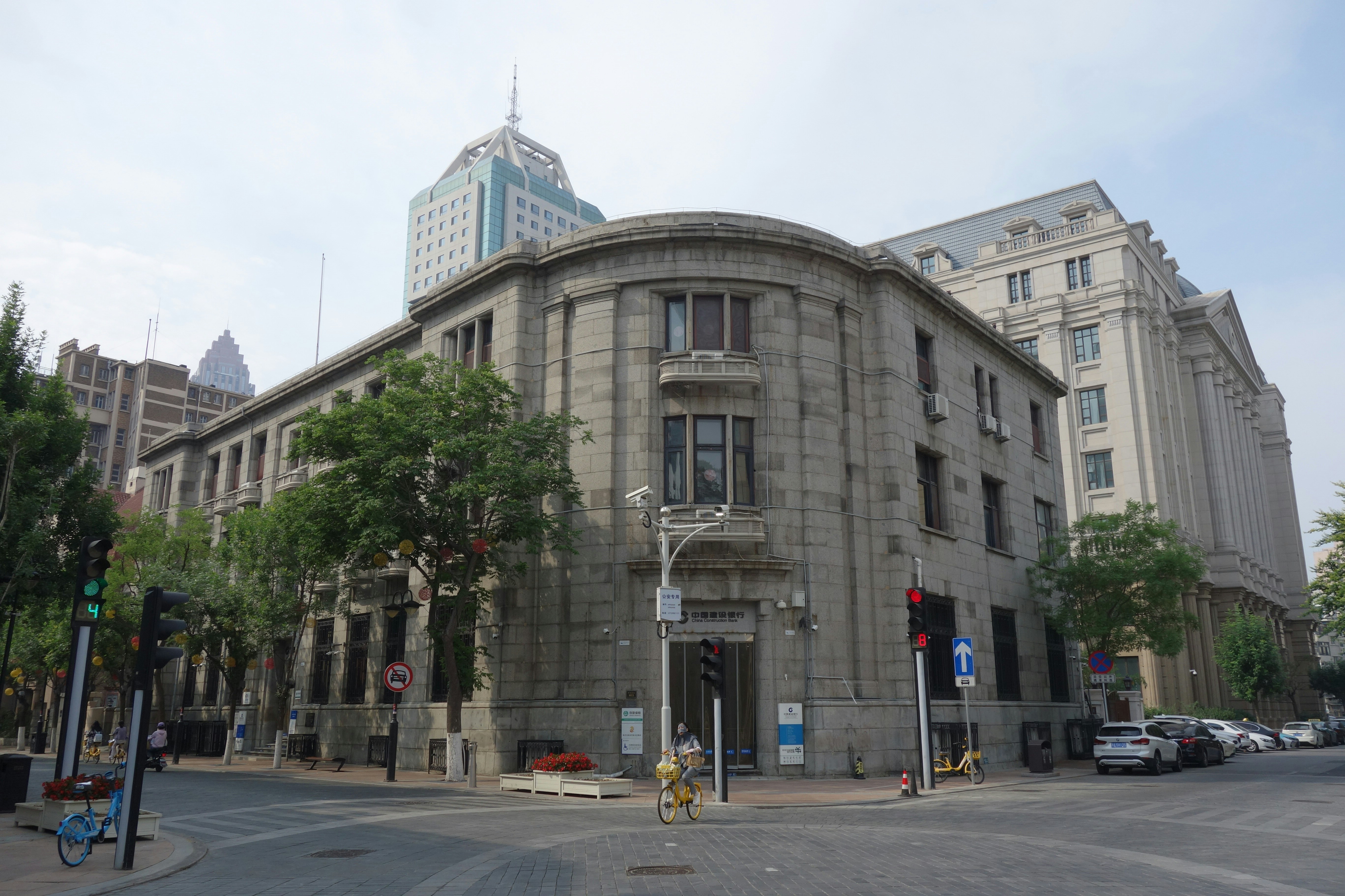Cornerstone of Commerce: A Historic Facade at a Busy City Crossing