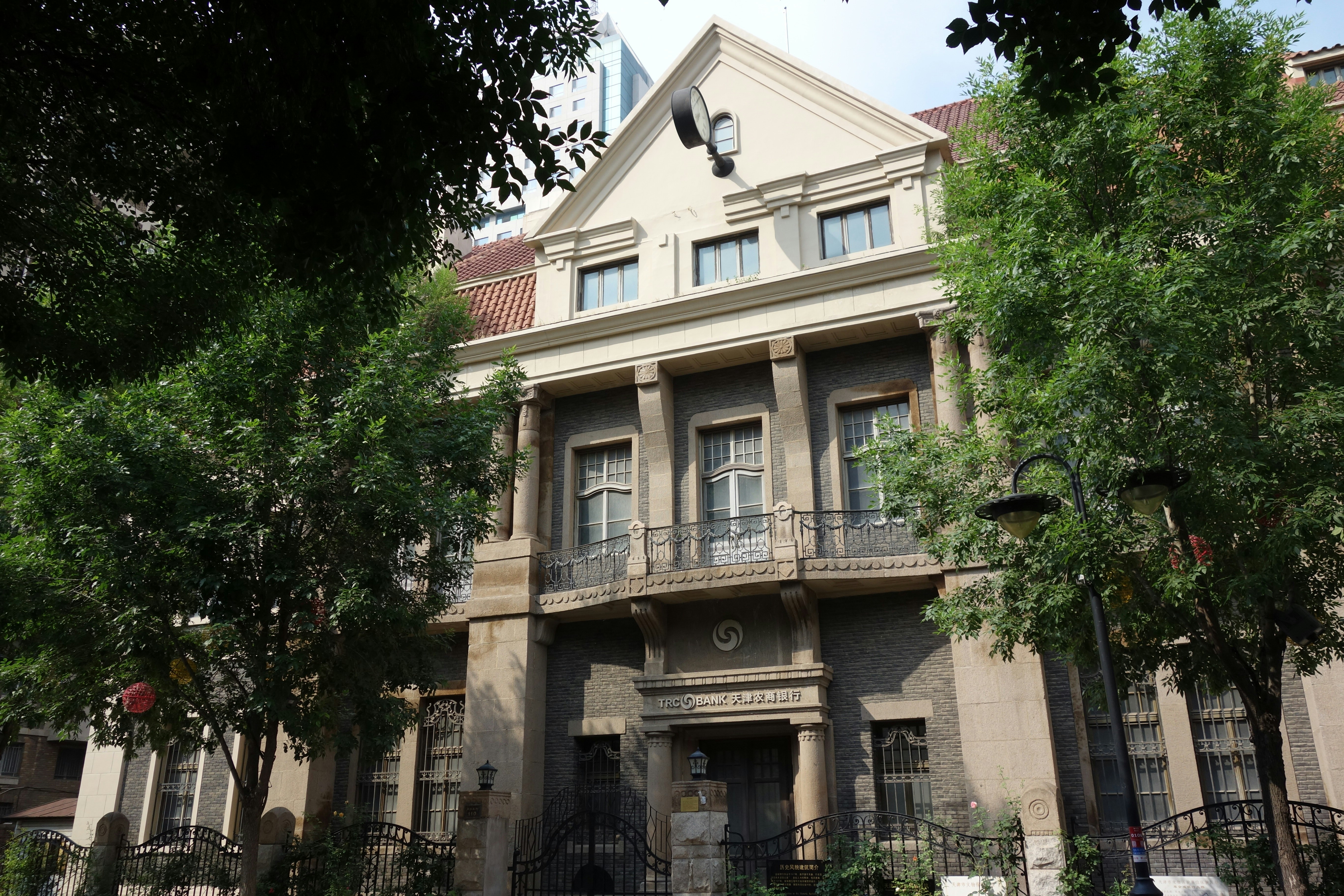 Facade in Bloom: a Tree-Framed Urban Manor