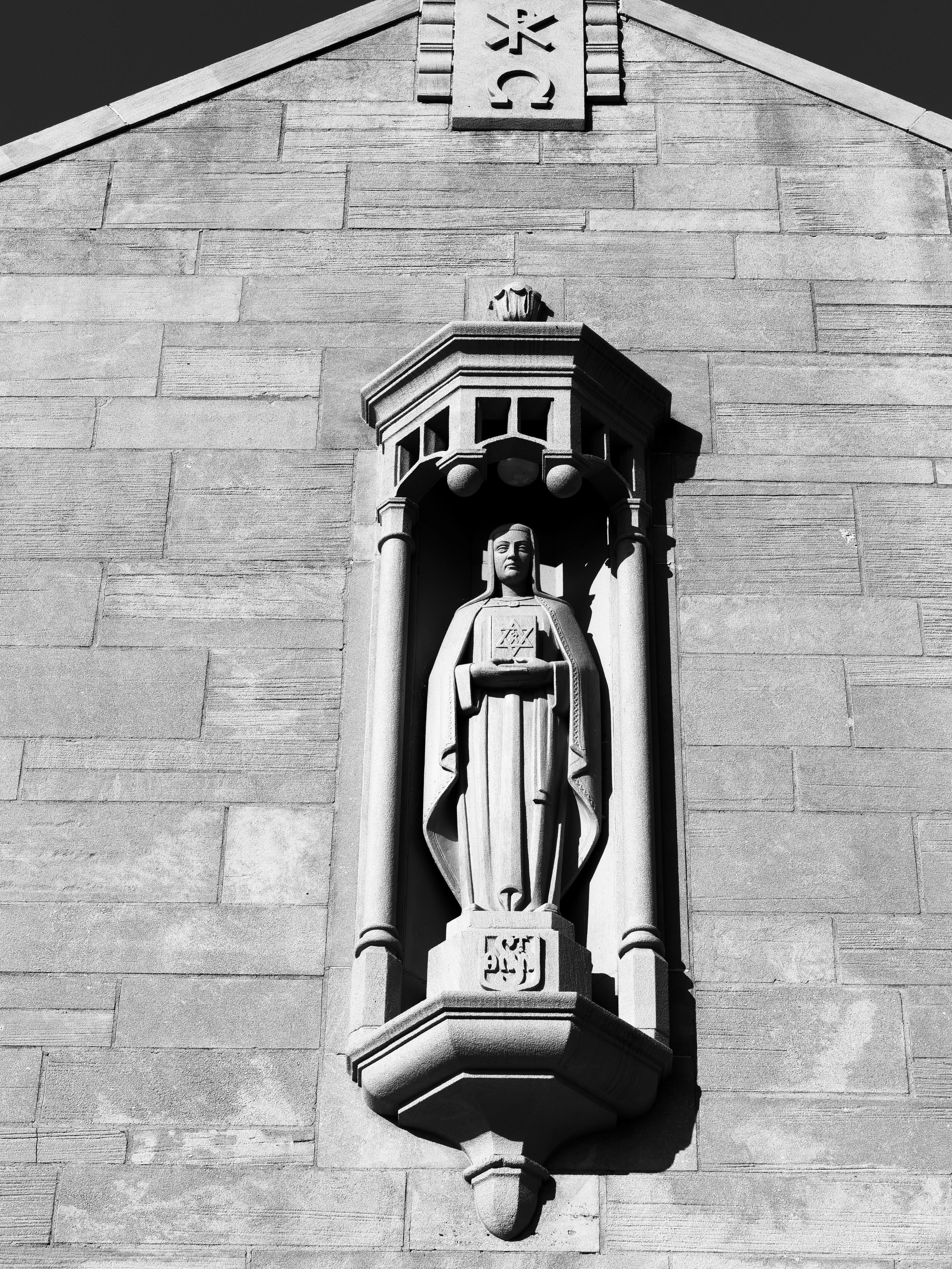Stone Sentinel: A Nicho Carving Reaching Skyward