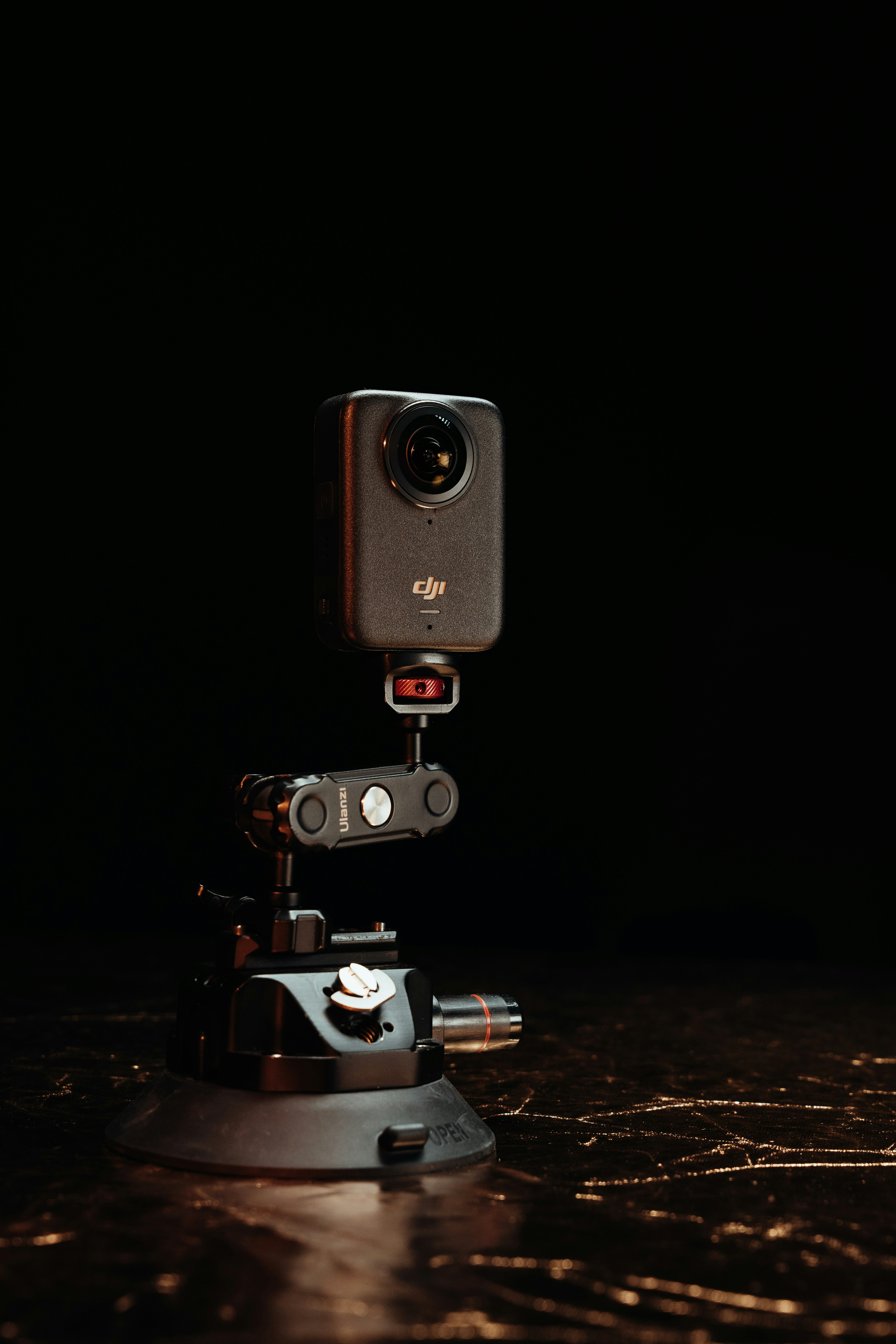 Silent Helix: A Tiny Rig Under Spotlight