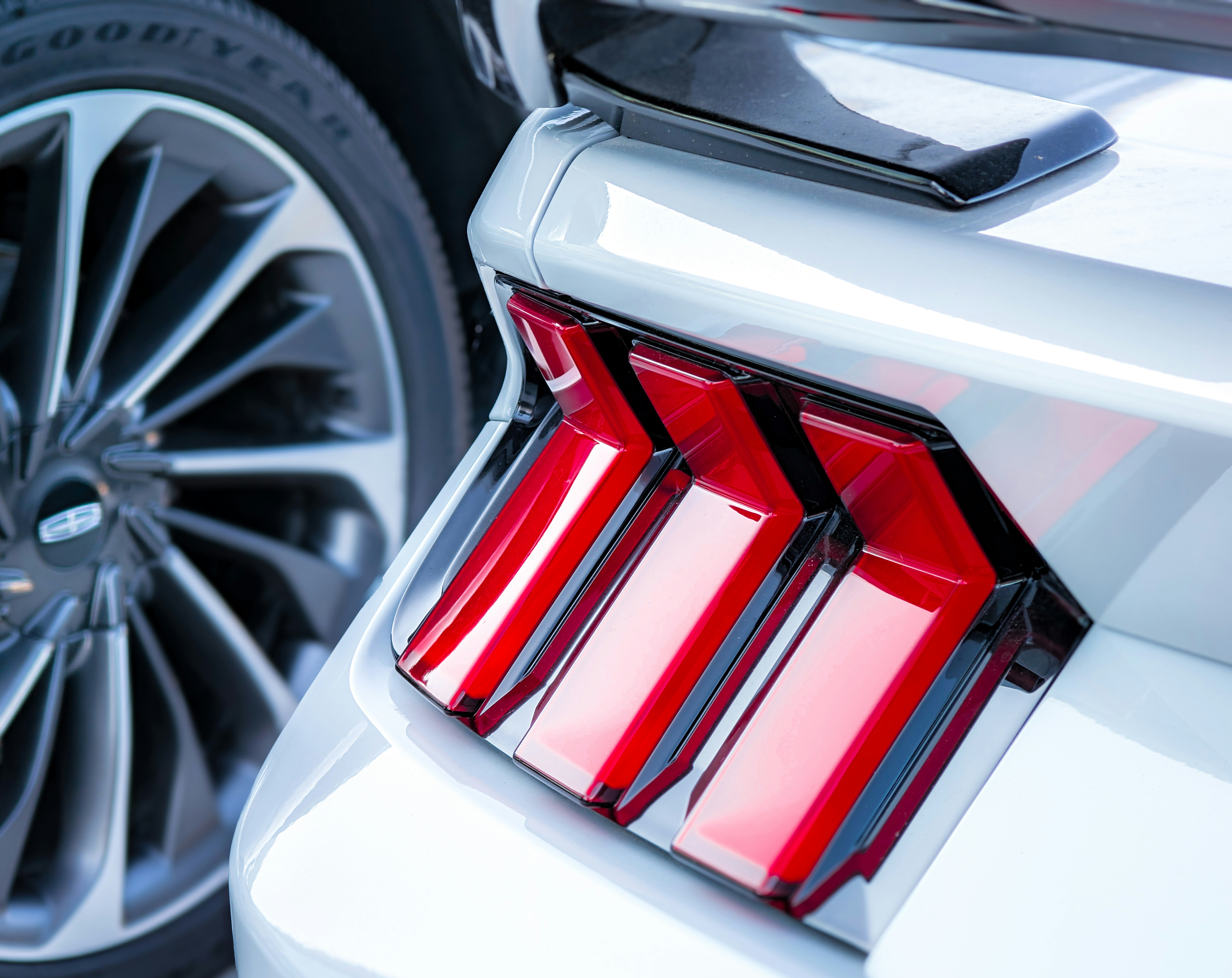 Chromed power and chrome-red: tail light geometry on a sport rear