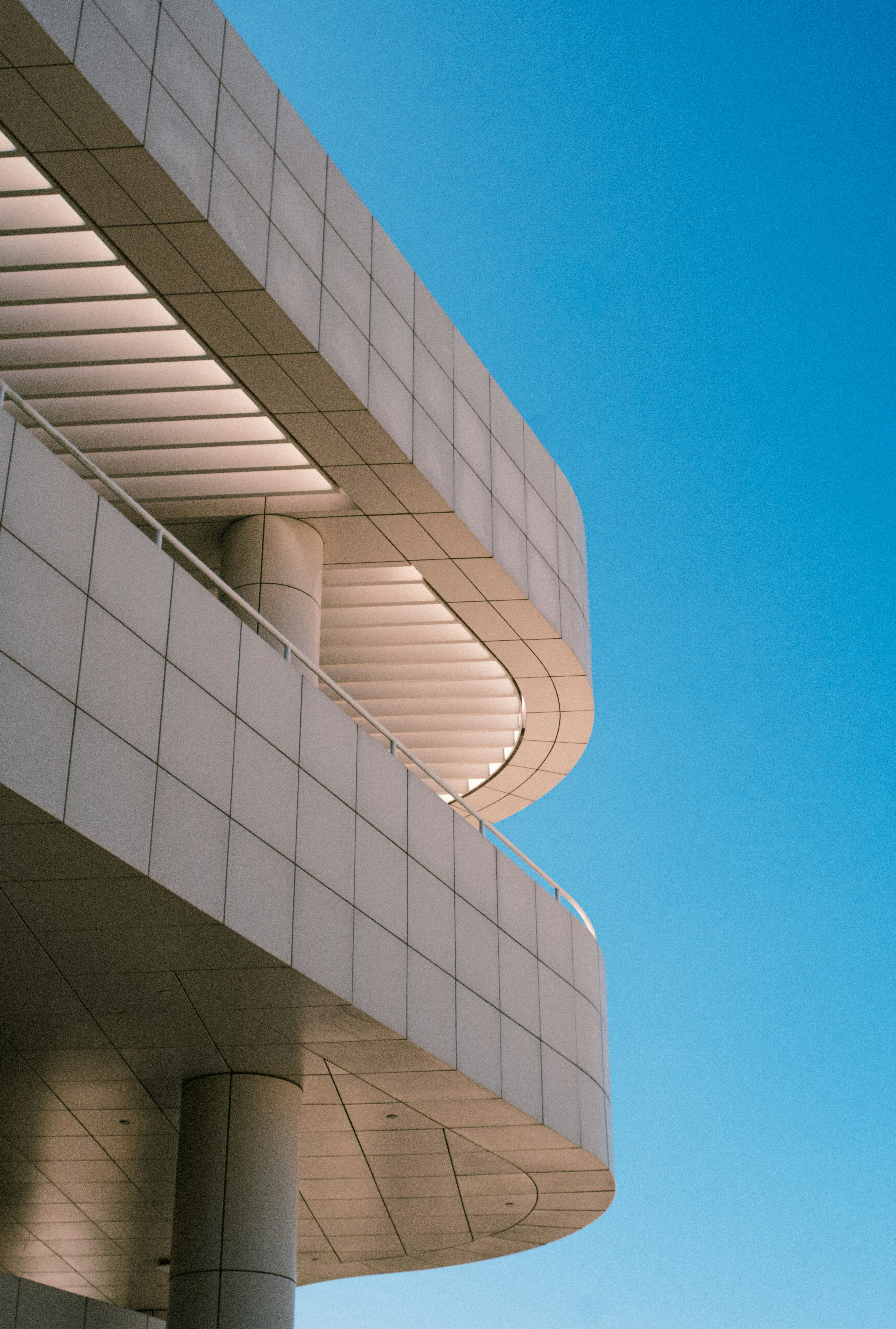 Curves Against a Clear Sky: Modern Architecture in Sharp Light