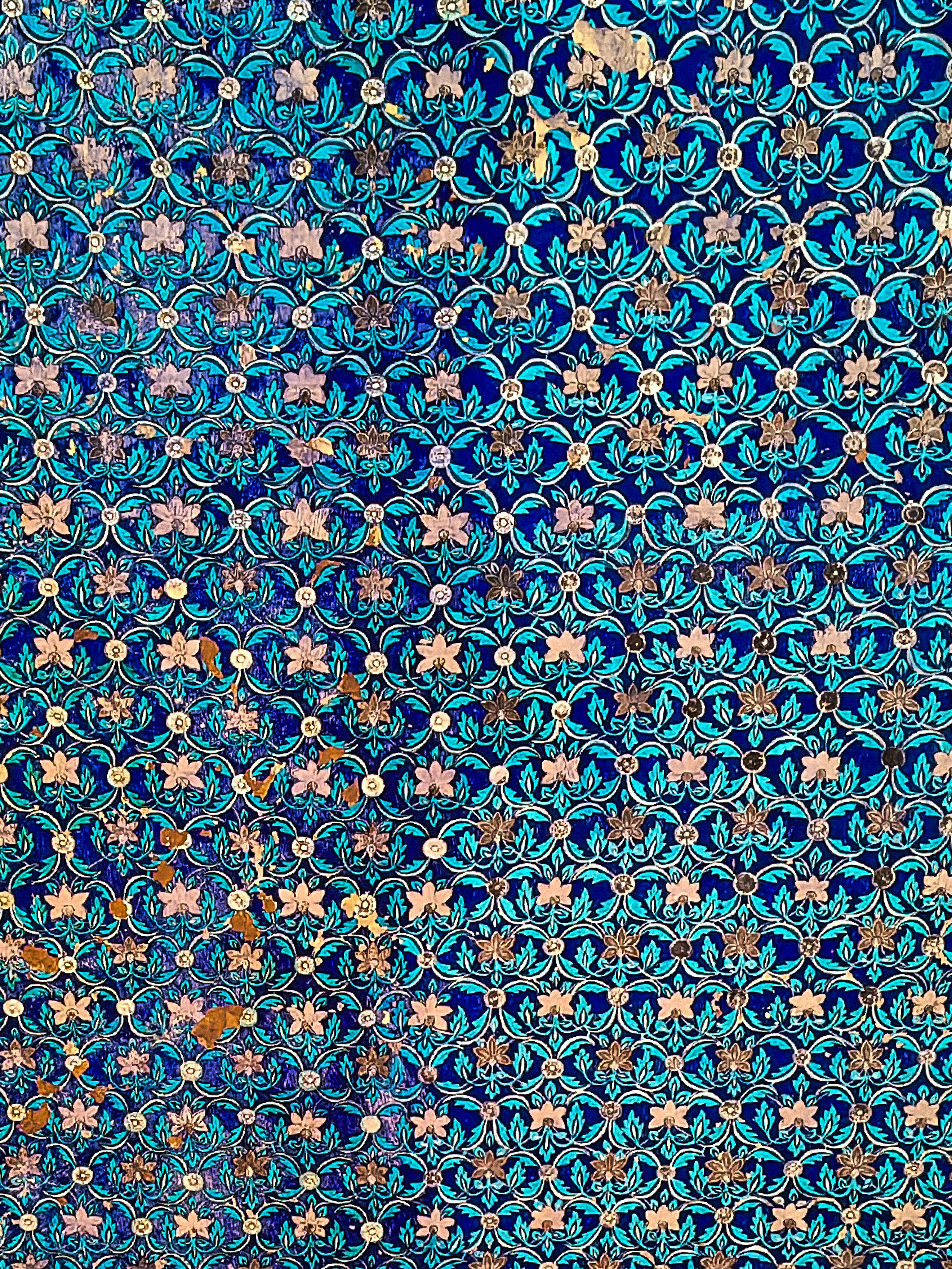Intricate Teal Floral Lattice: A Repeating Mosaic of Gold-Outlined Blossoms