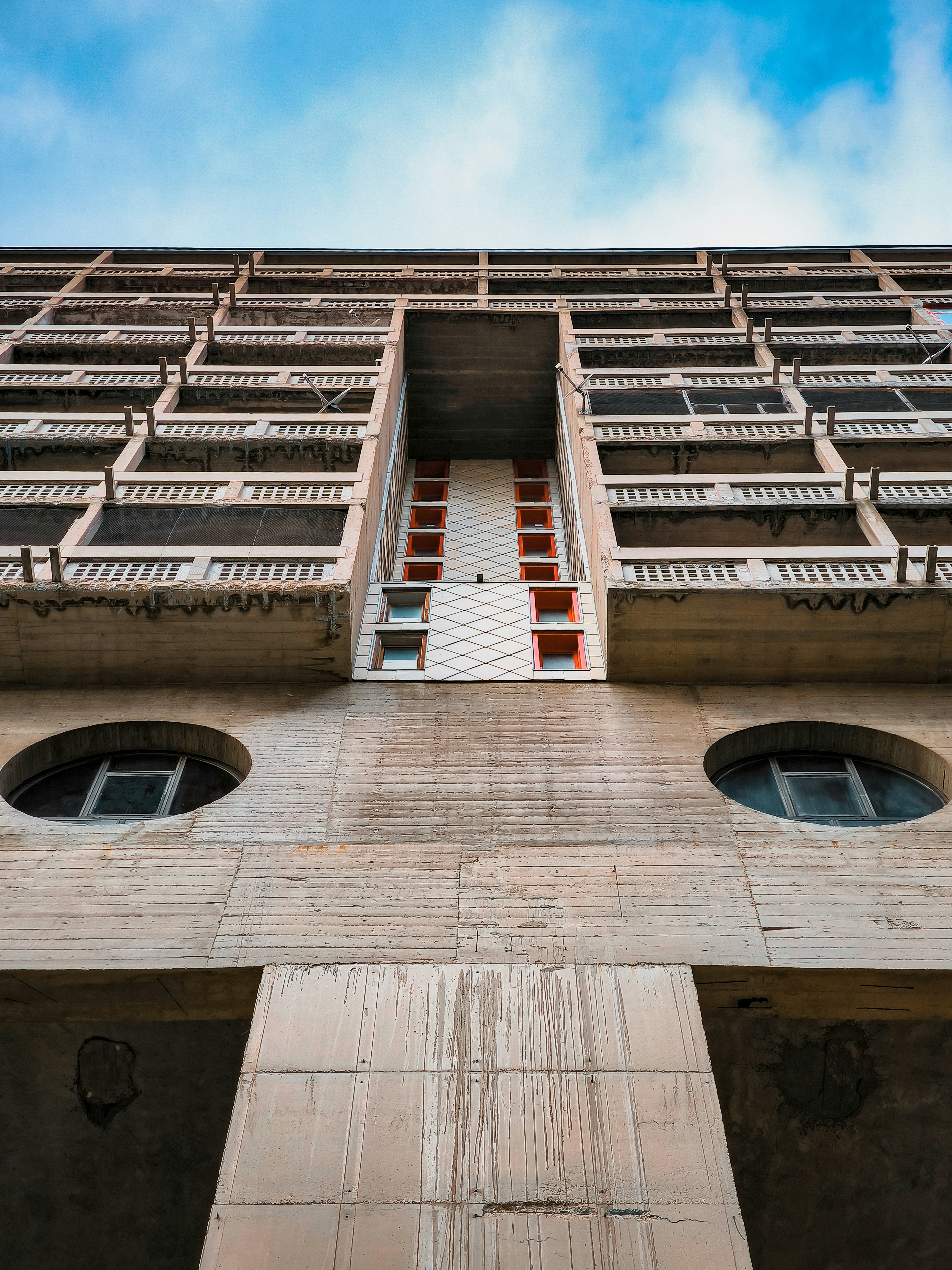 Vertical Concrete Echo: A Monolithic Building Reaches Toward the Sky