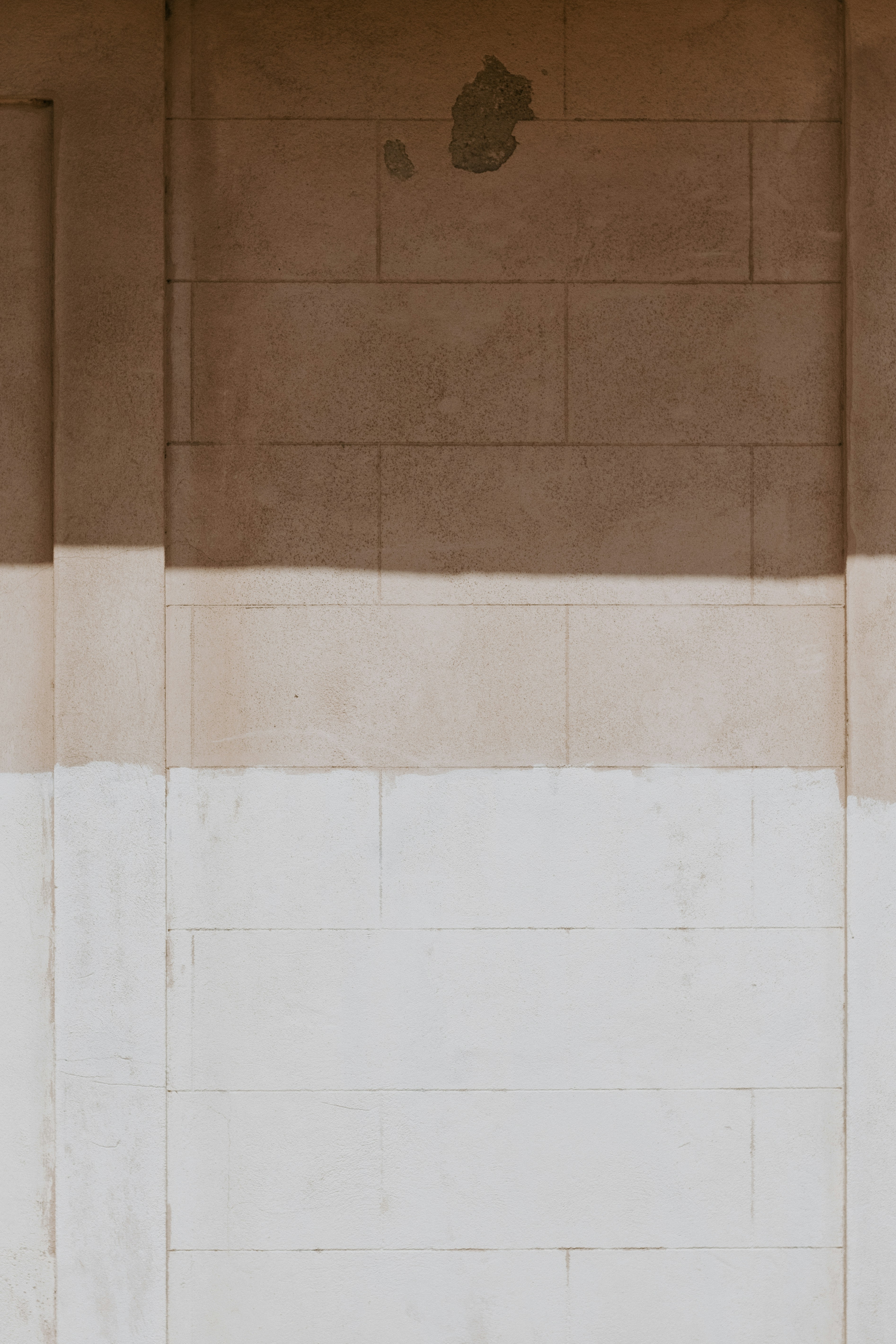 Shadowed Facade: A Two-Toned Wall Divided by Light and Shade