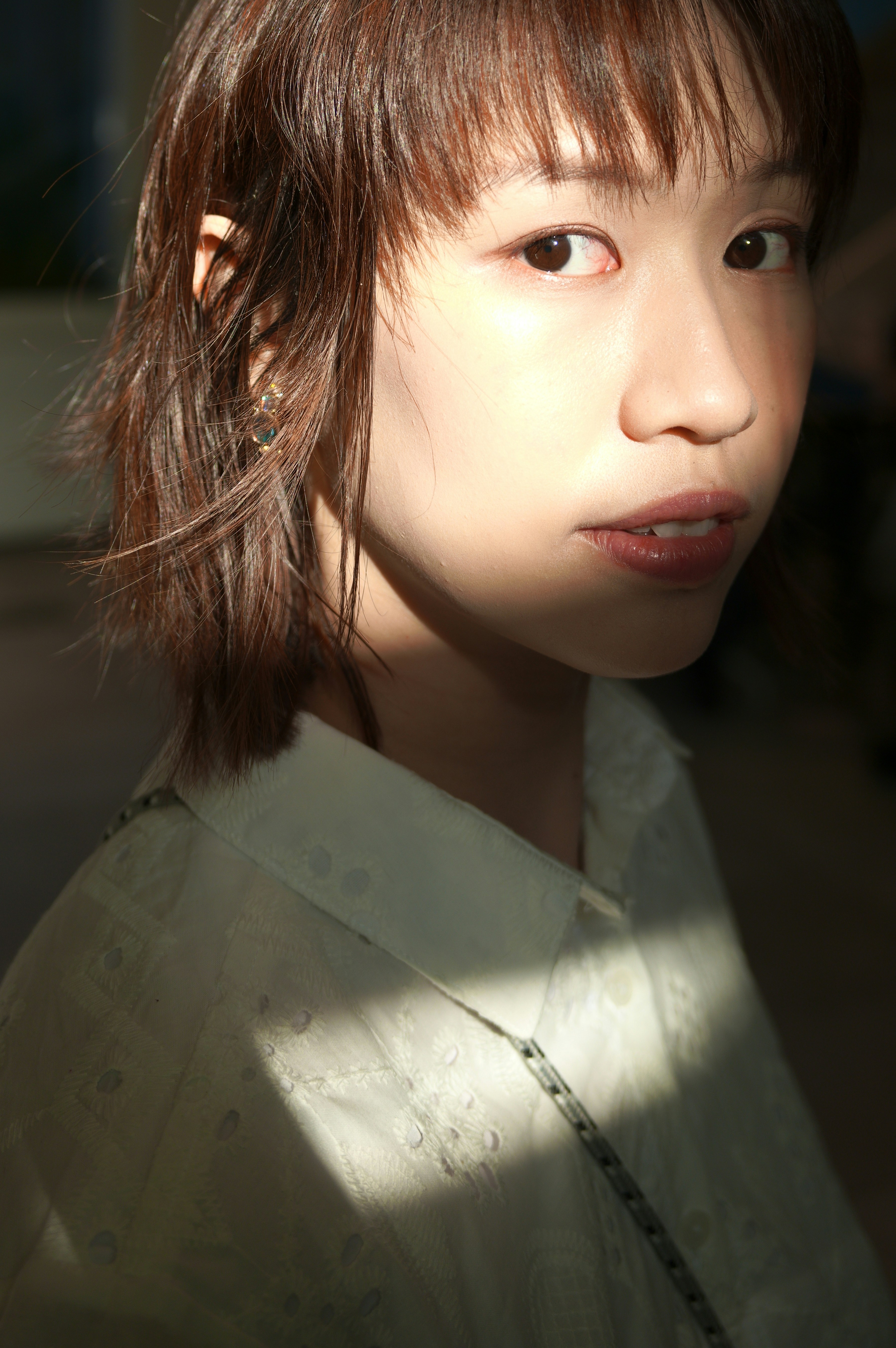 Sunlit Gaze: A Quiet Close-Up of aYoung Woman’s Face
