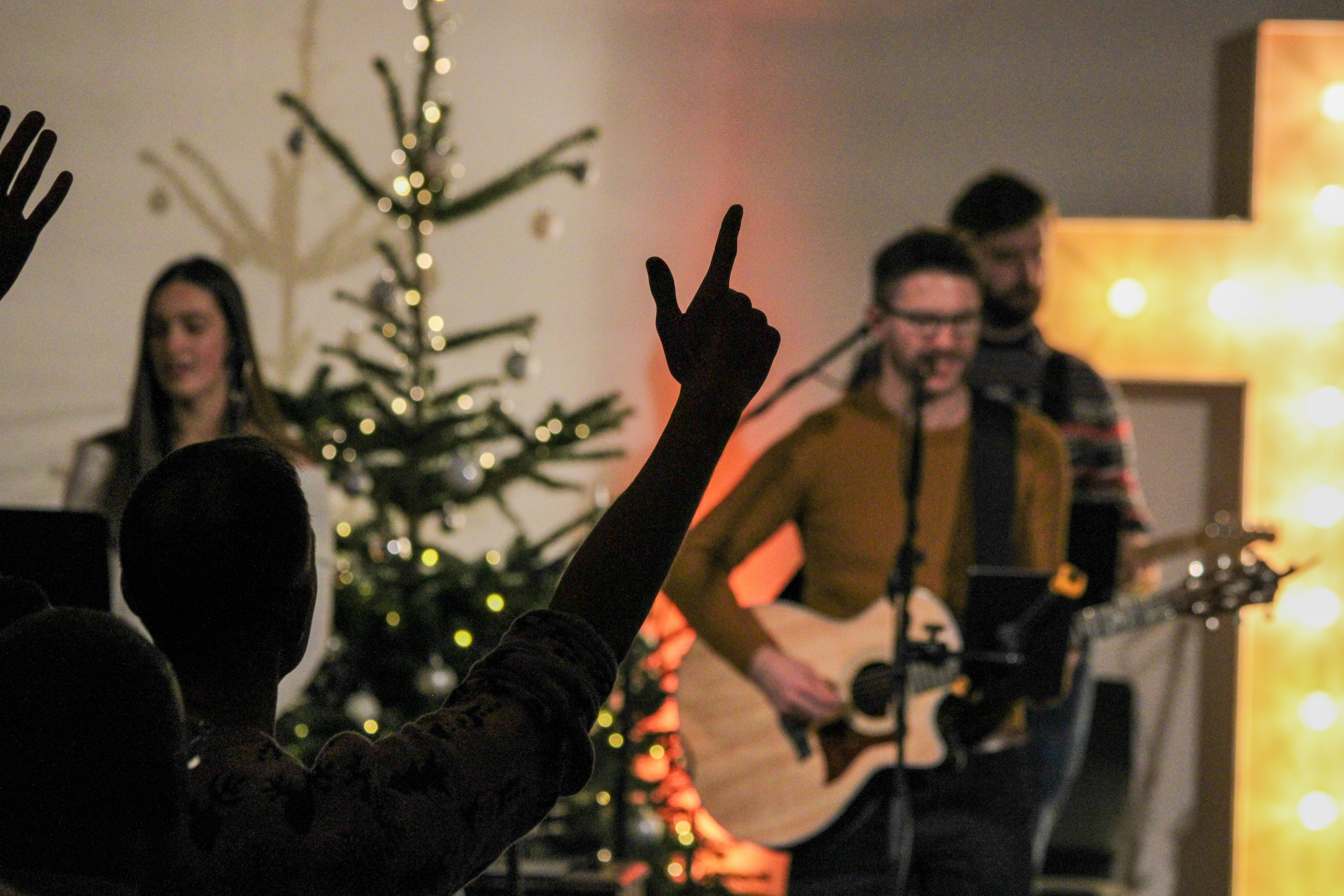 Midnight Serenade: A Quiet Crowd Watches a Holiday Guitarist