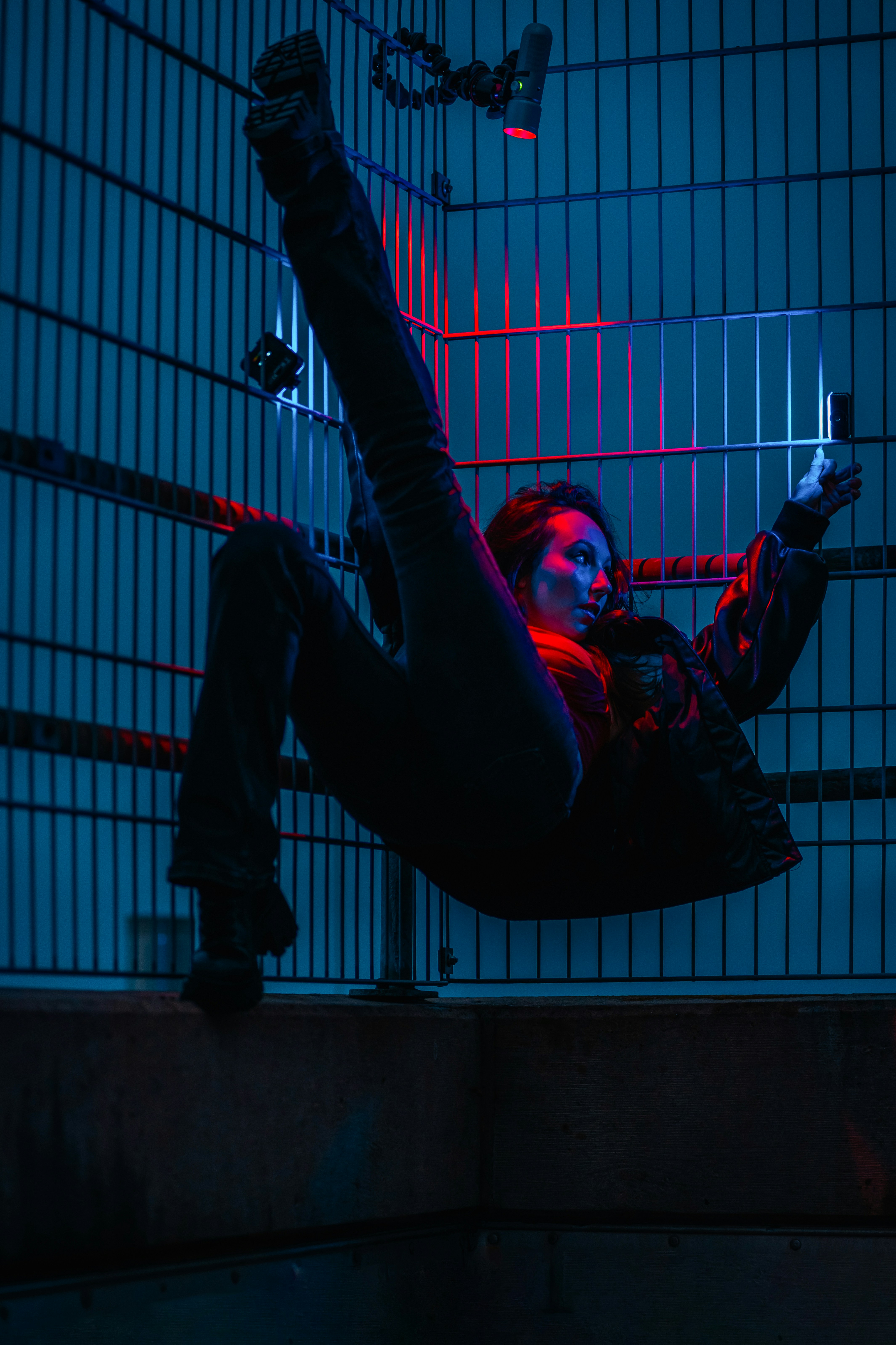 Neon Confinement: A Sliver of Blue Light