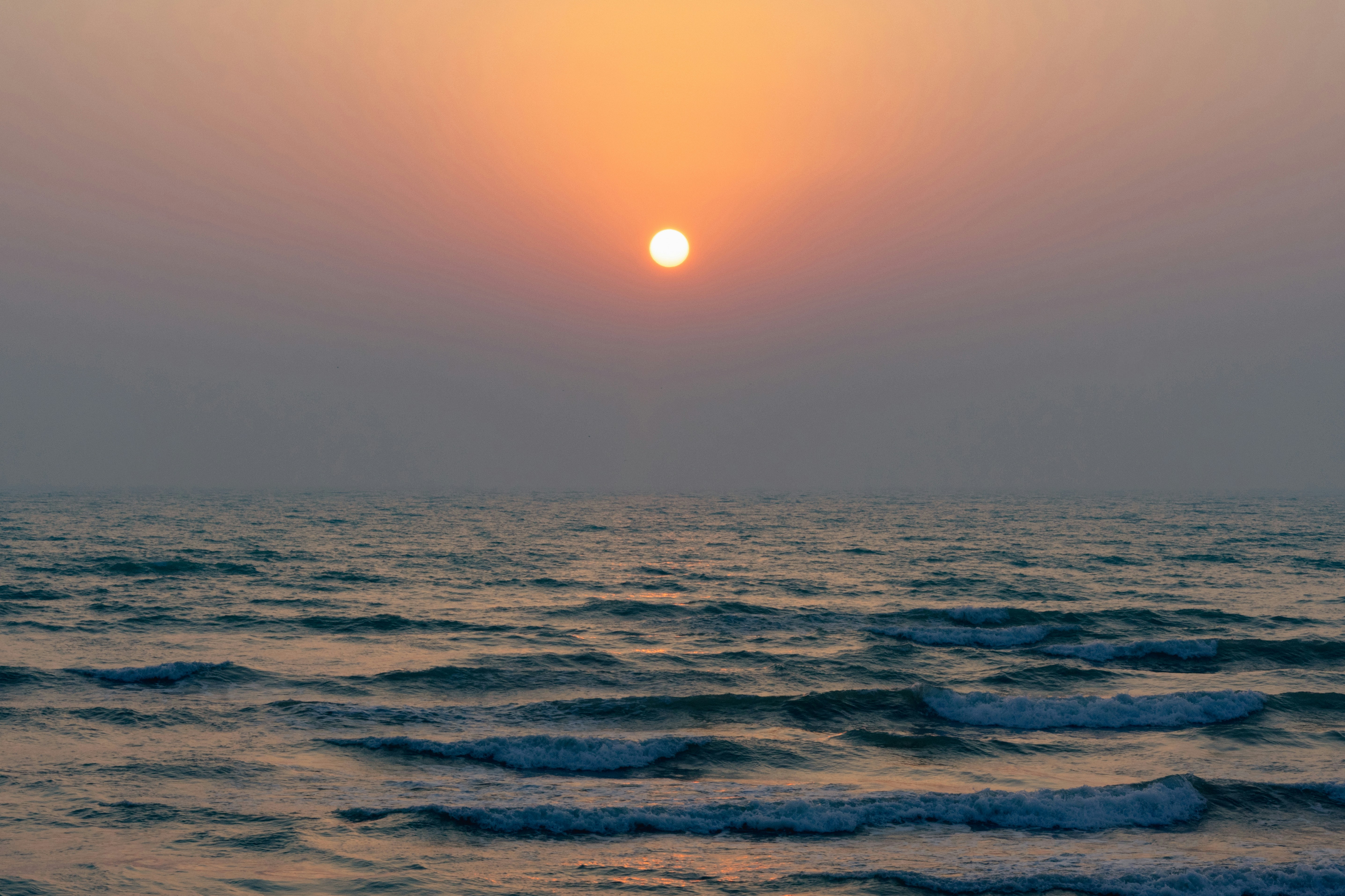 Horizon at Dawn: Sun over Quiet Seas