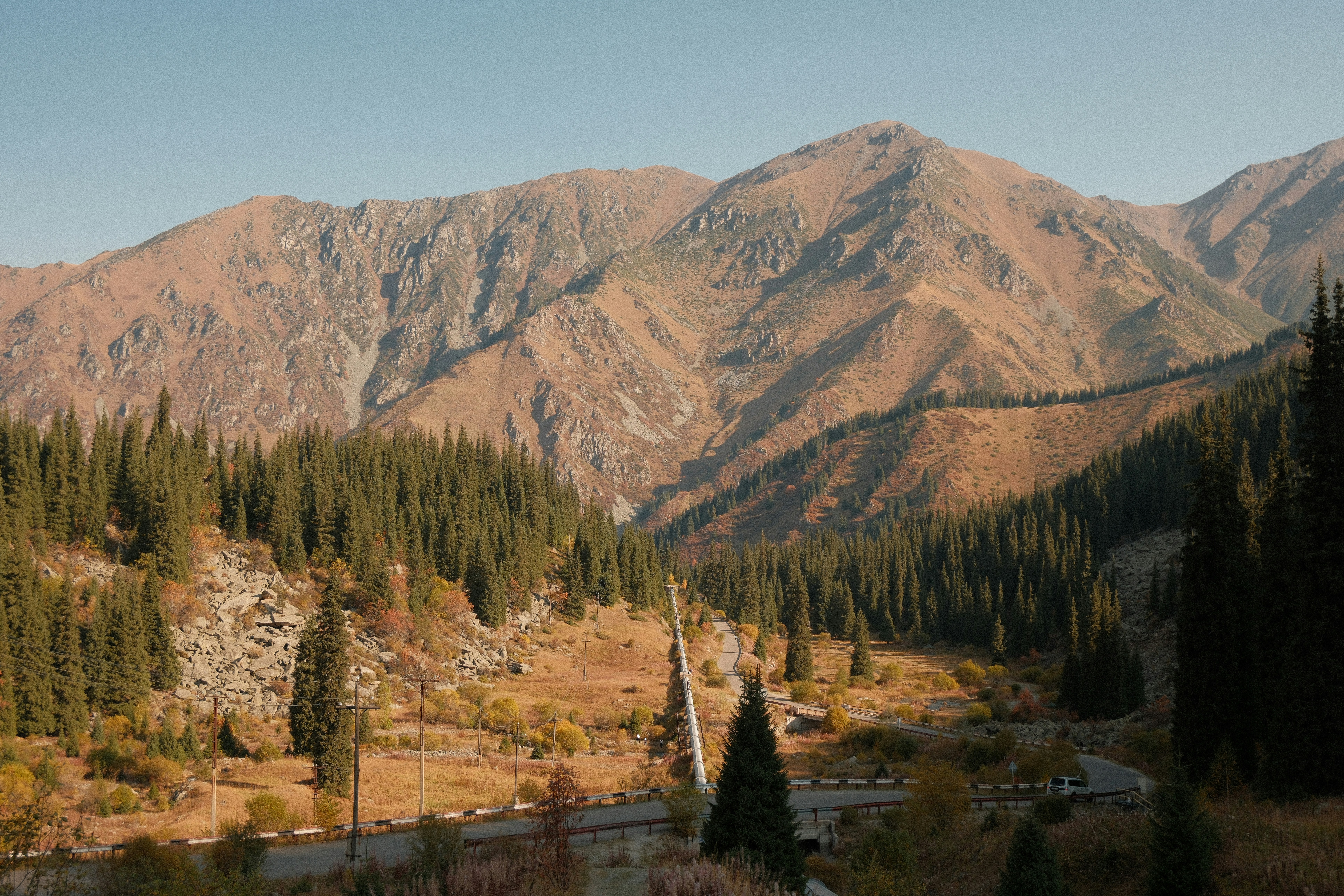 Sunlit Sierra Corridor: A Mountain Valley Quietly Unfolds