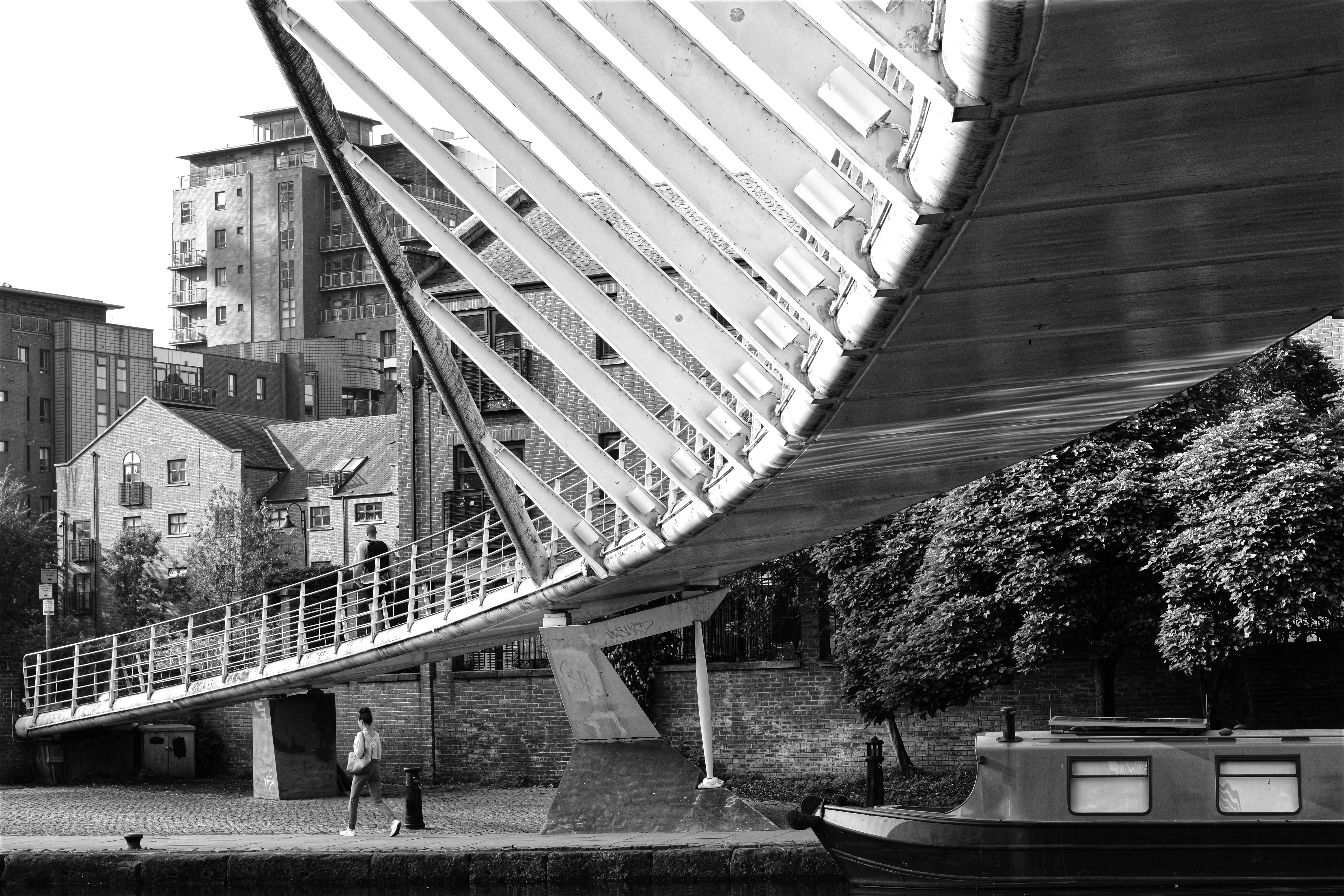 Arching Structure Over the Thames: A Quiet Riverside Moment