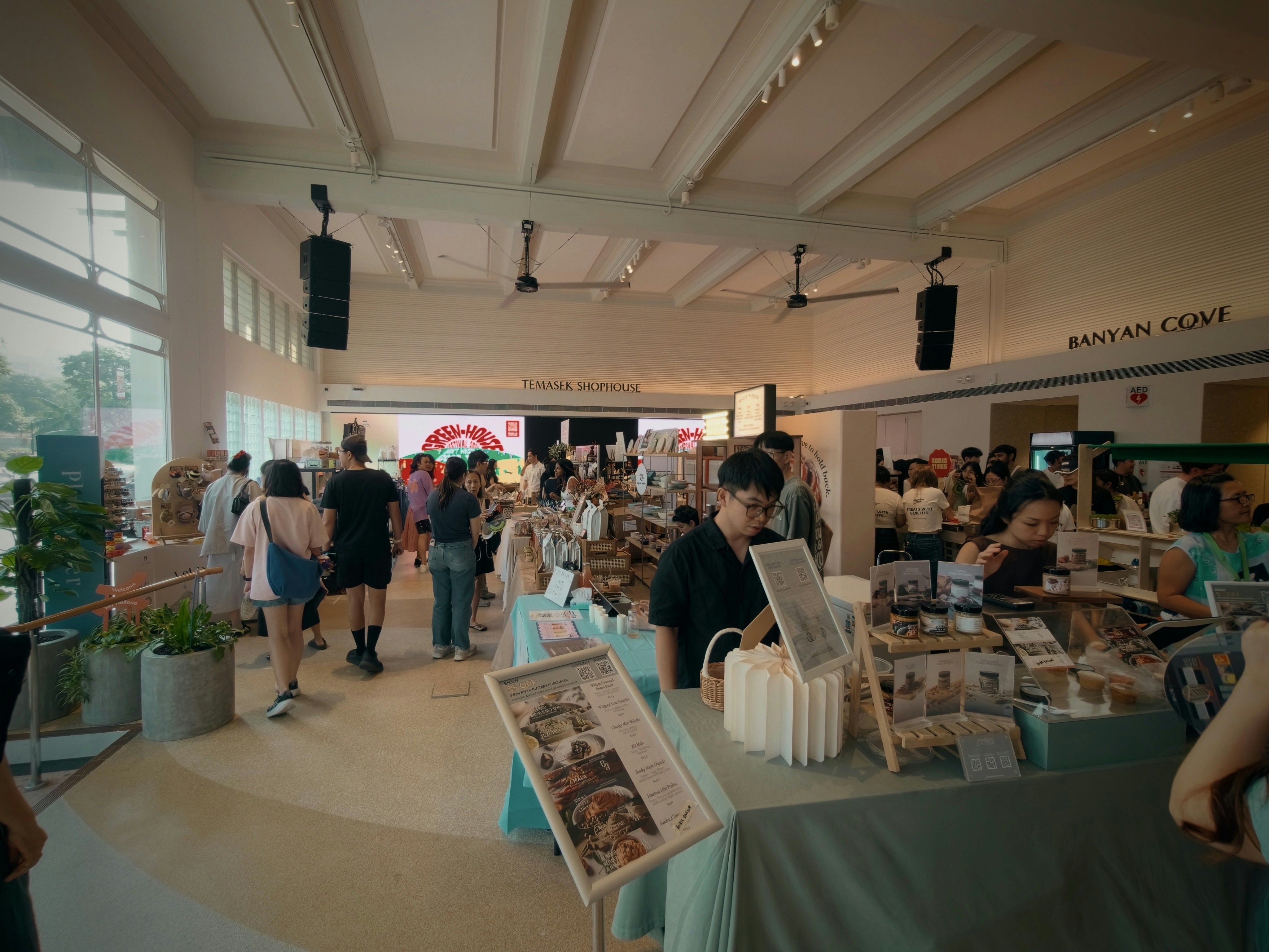Marketplace Atelier: Craft and Conversation in a Bright Gallery