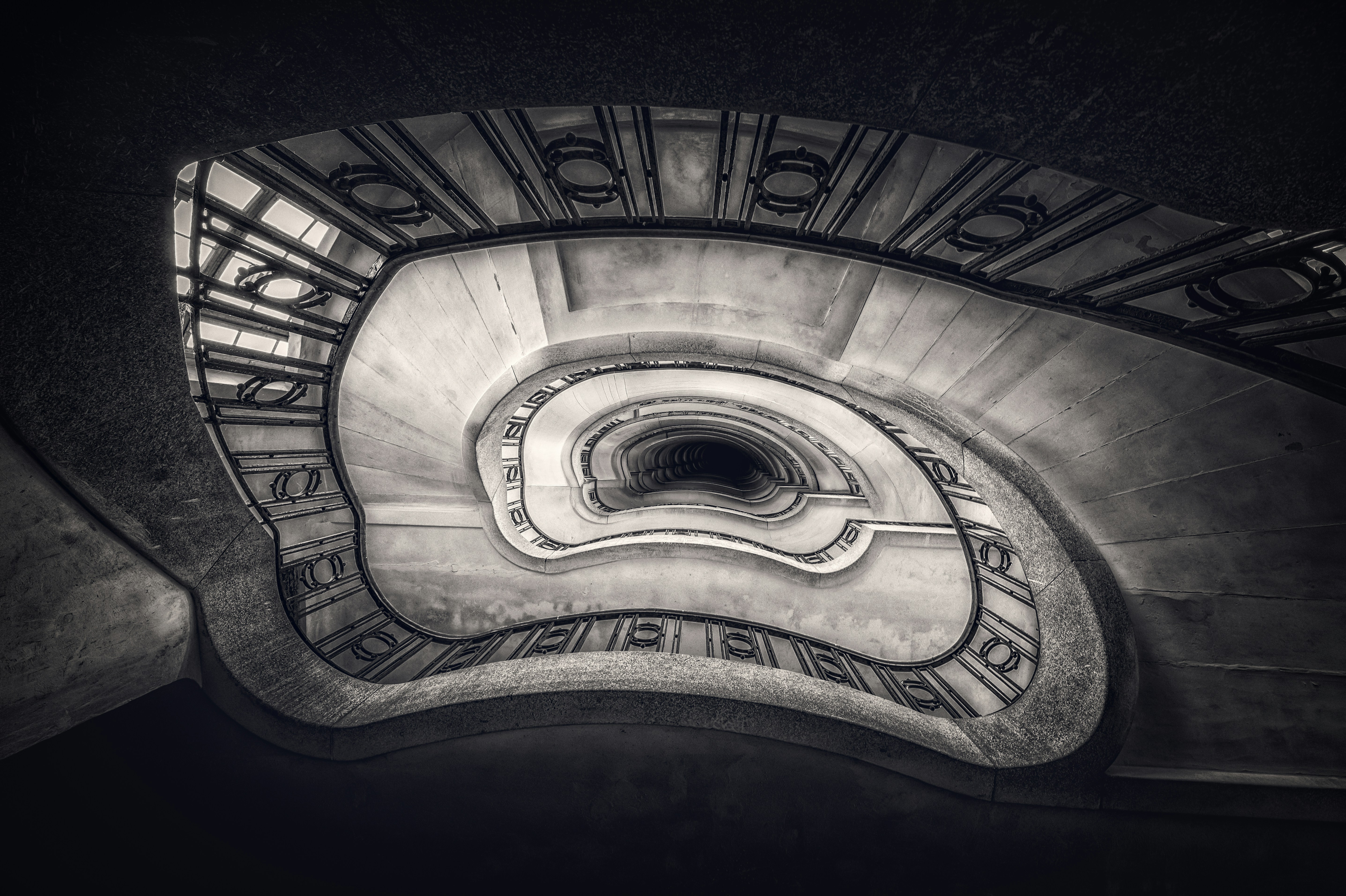 Spiral Descent: A Monochrome Descent Through Architected Curves
