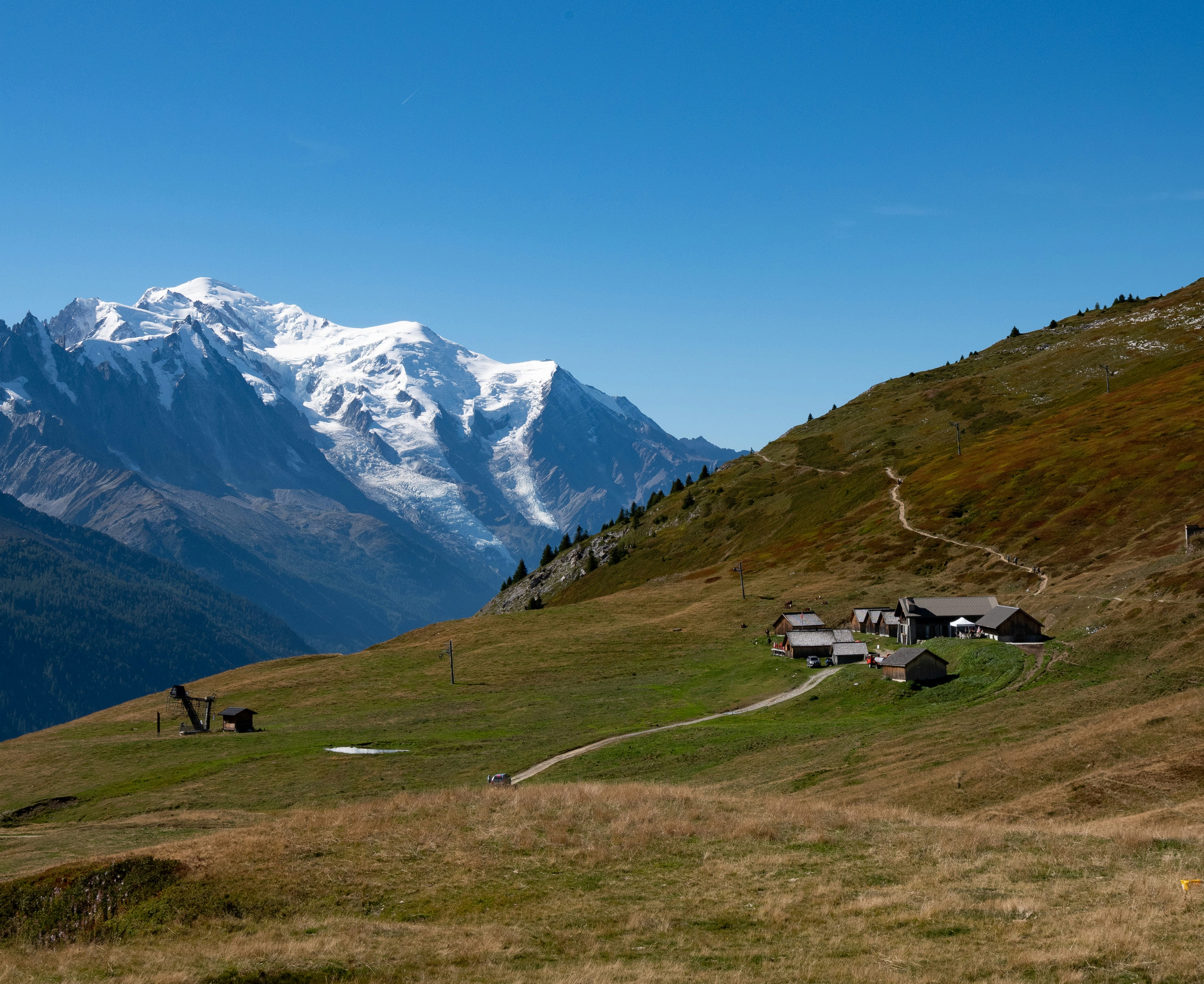 Alpine Crest: A Chalet Path Toward Snowbound Peaks
