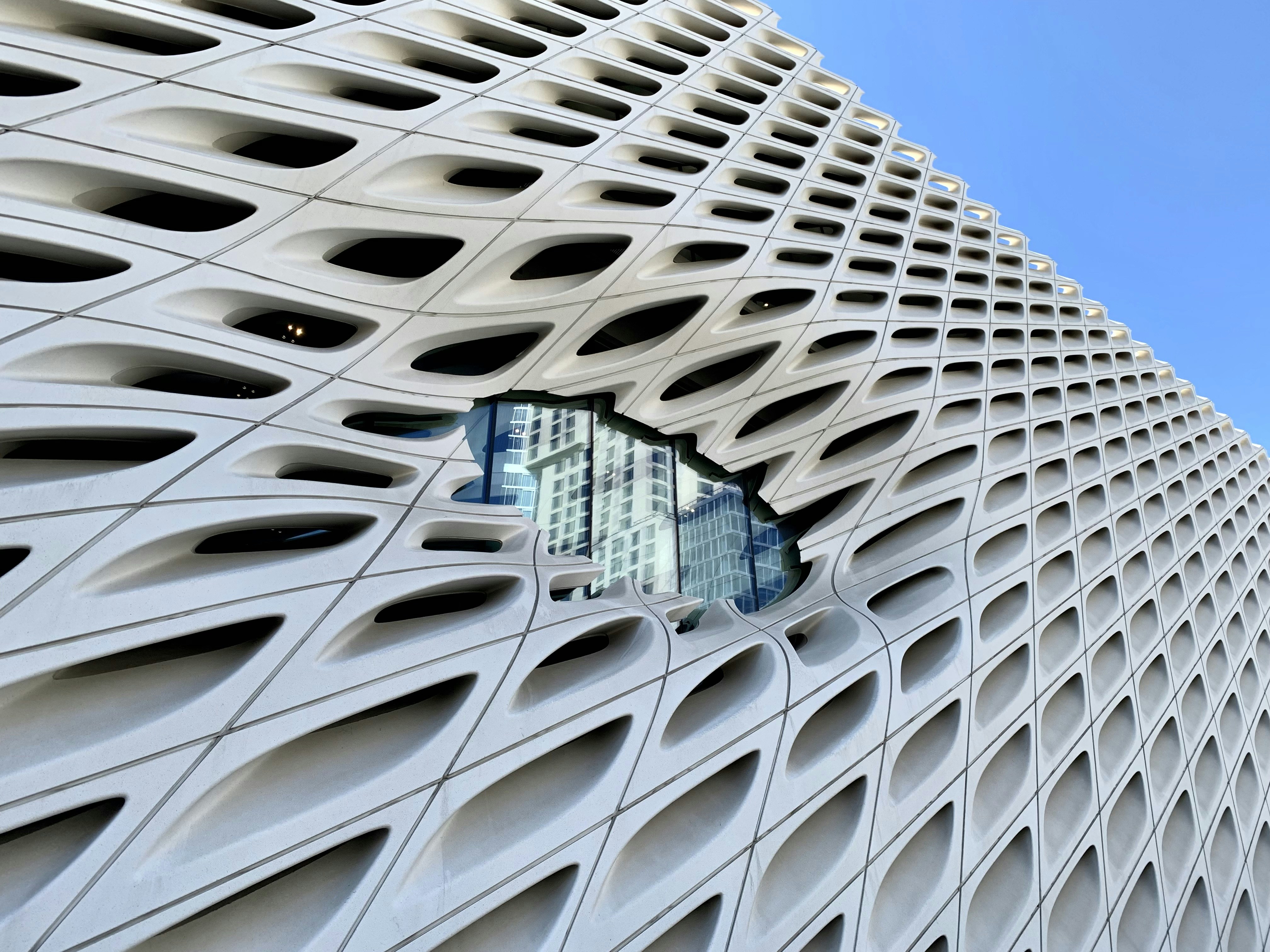 Honeycomb Facade: Light, Texture, and Geometry on a Modern Curve